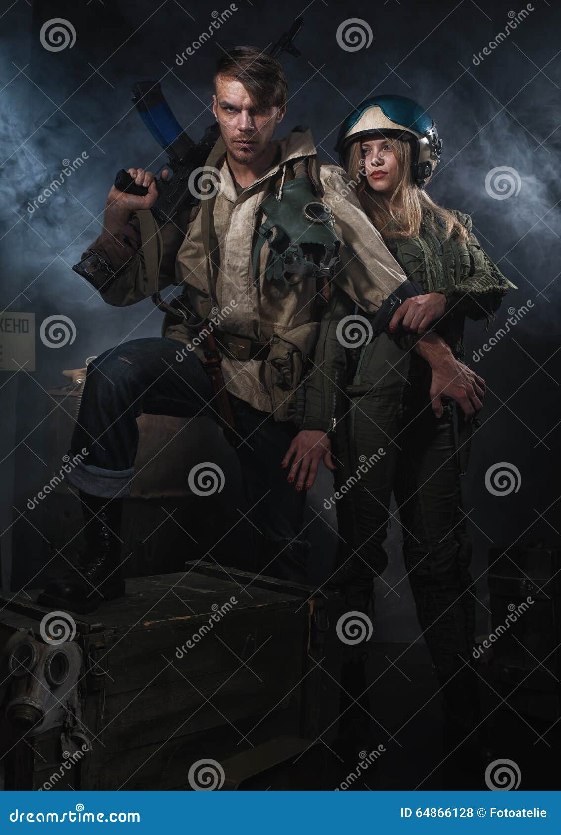 Homem Dois Armado Com Uma Arma Foto de Stock - Imagem de ecologia ...