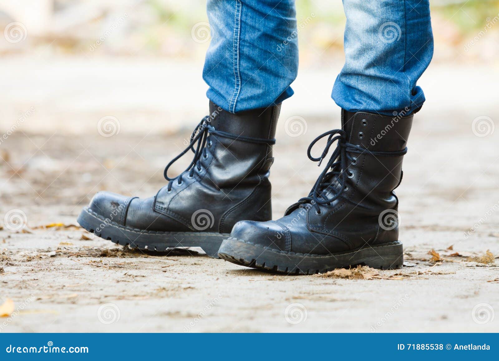Homem em botas pretas foto de stock. Imagem de subcultura - 71885538