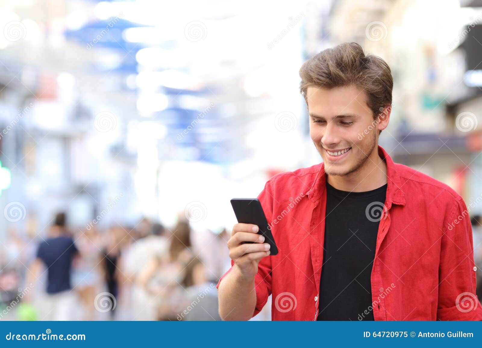 Homem Em Texting Vermelho Em Um Telefone Celular Imagem de Stock ...