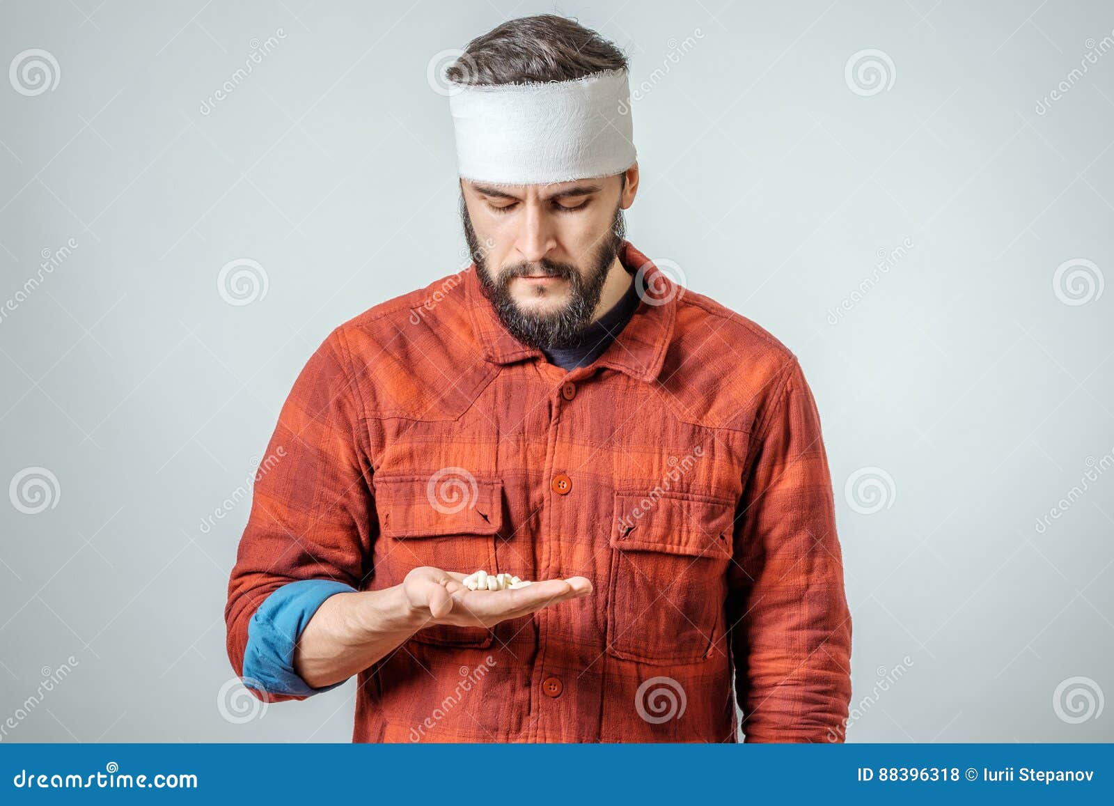 Homem Enfaixado Ferido Triste Com Comprimidos Foto de Stock - Imagem de ...