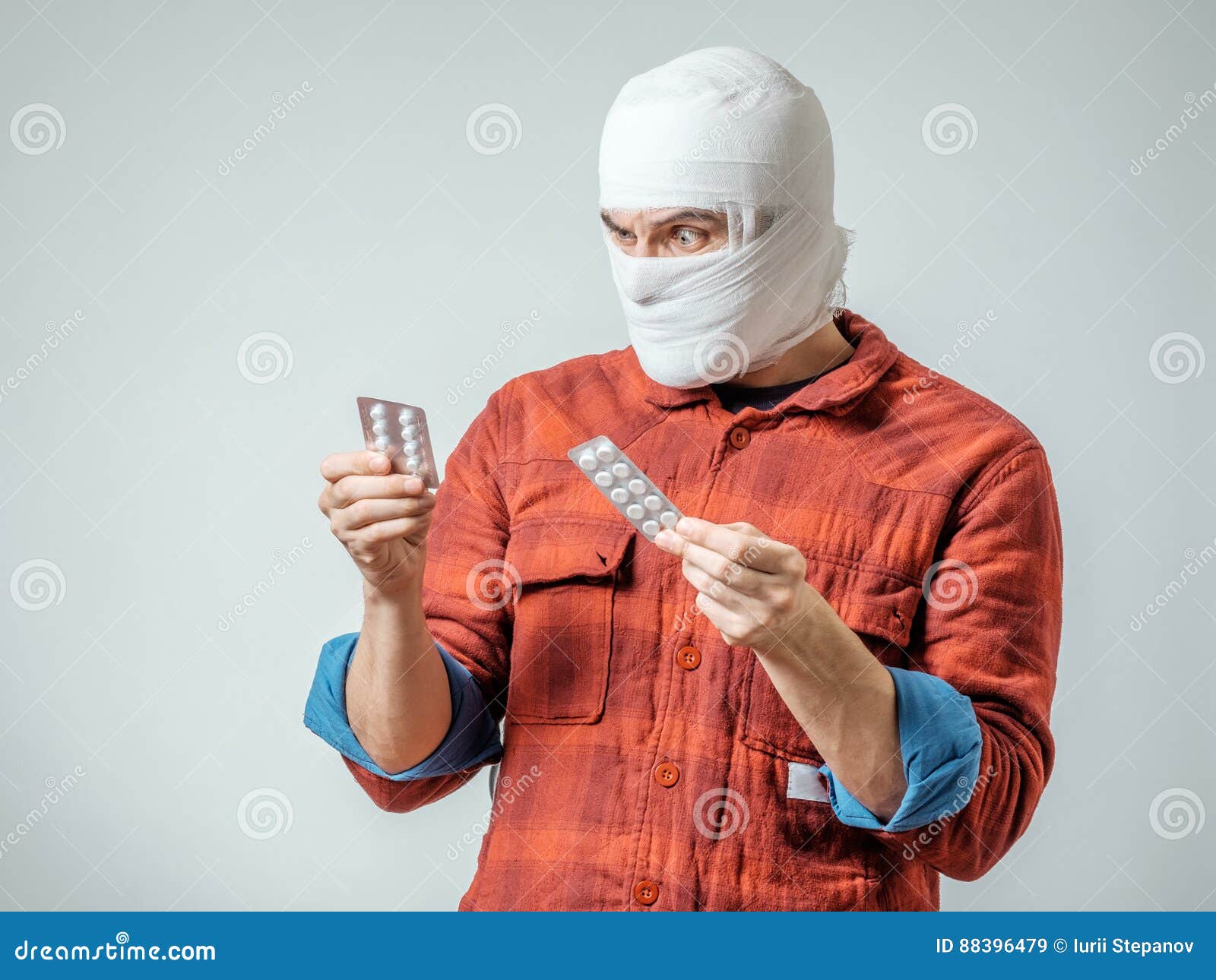 Homem Enfaixado Ferido Triste Com Comprimidos Imagem de Stock - Imagem ...