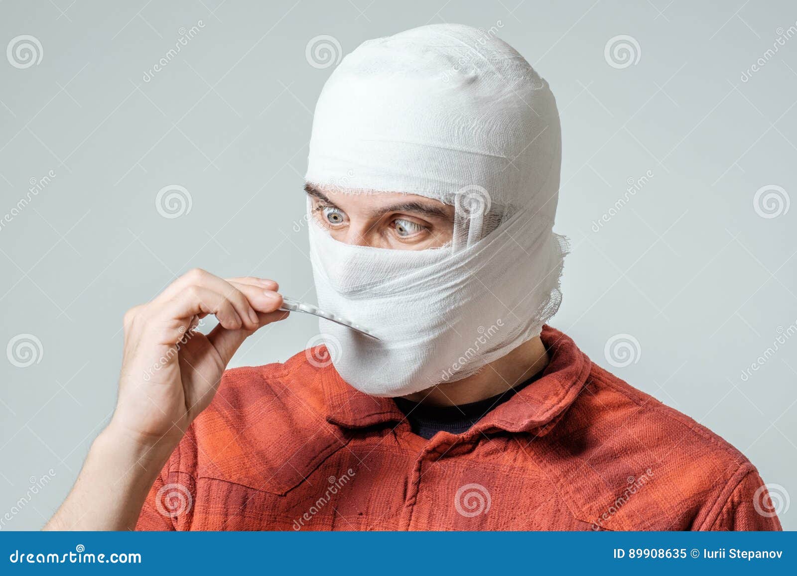 Homem Enfaixado Ferido Triste Com Comprimidos Imagem de Stock - Imagem ...