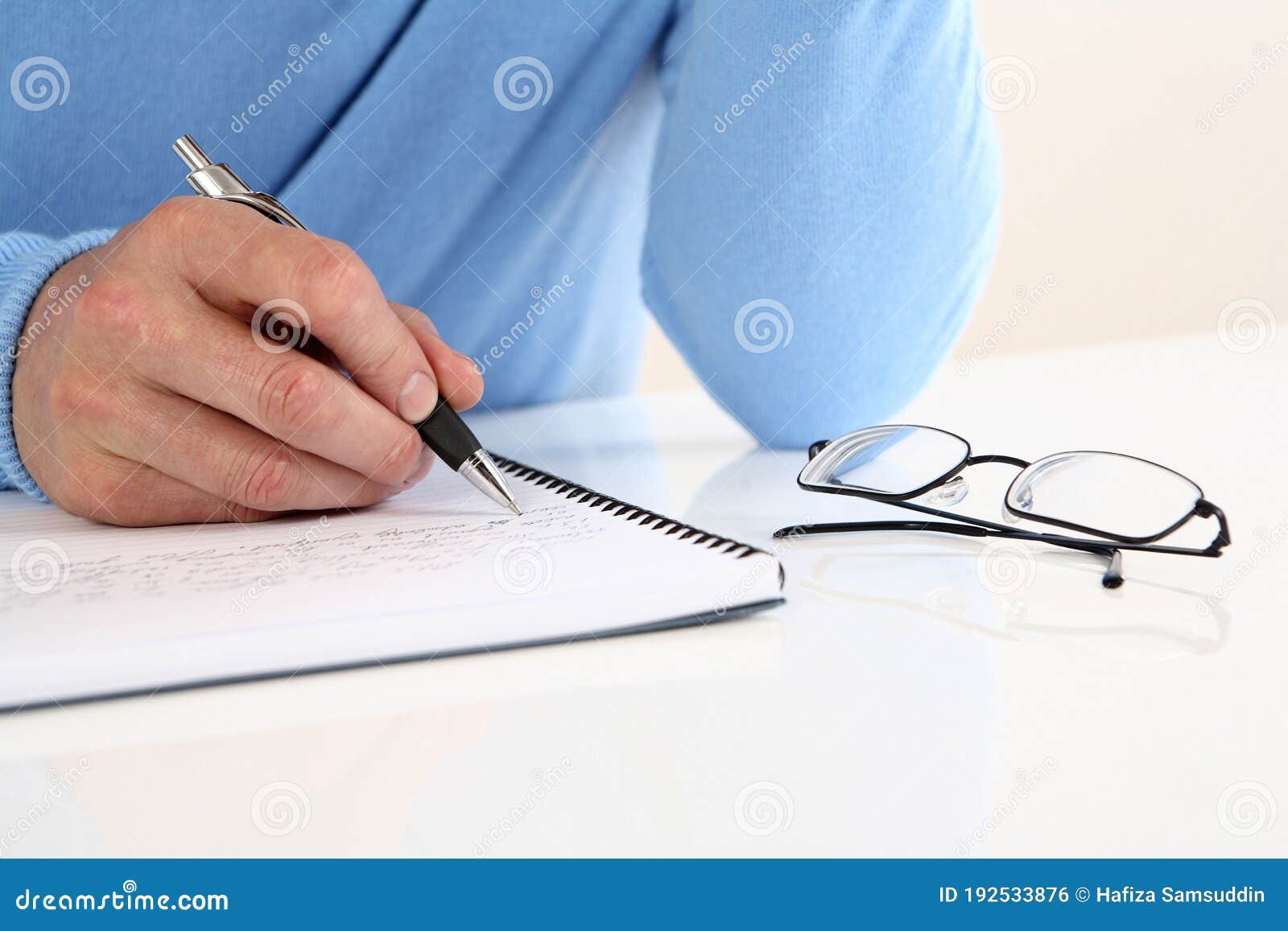 Homem Escrevendo No Bloco De Notas. Imagem Conceitual Foto de Stock ...