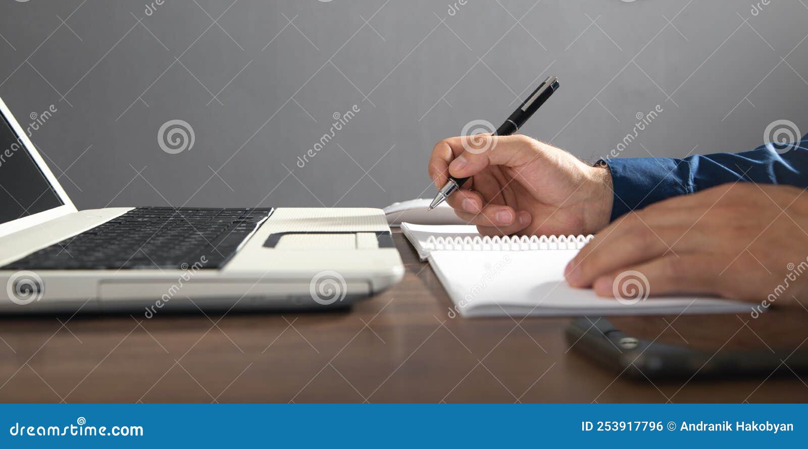 Homem Escrevendo No Notebook E Usando Computador Laptop Foto de Stock ...