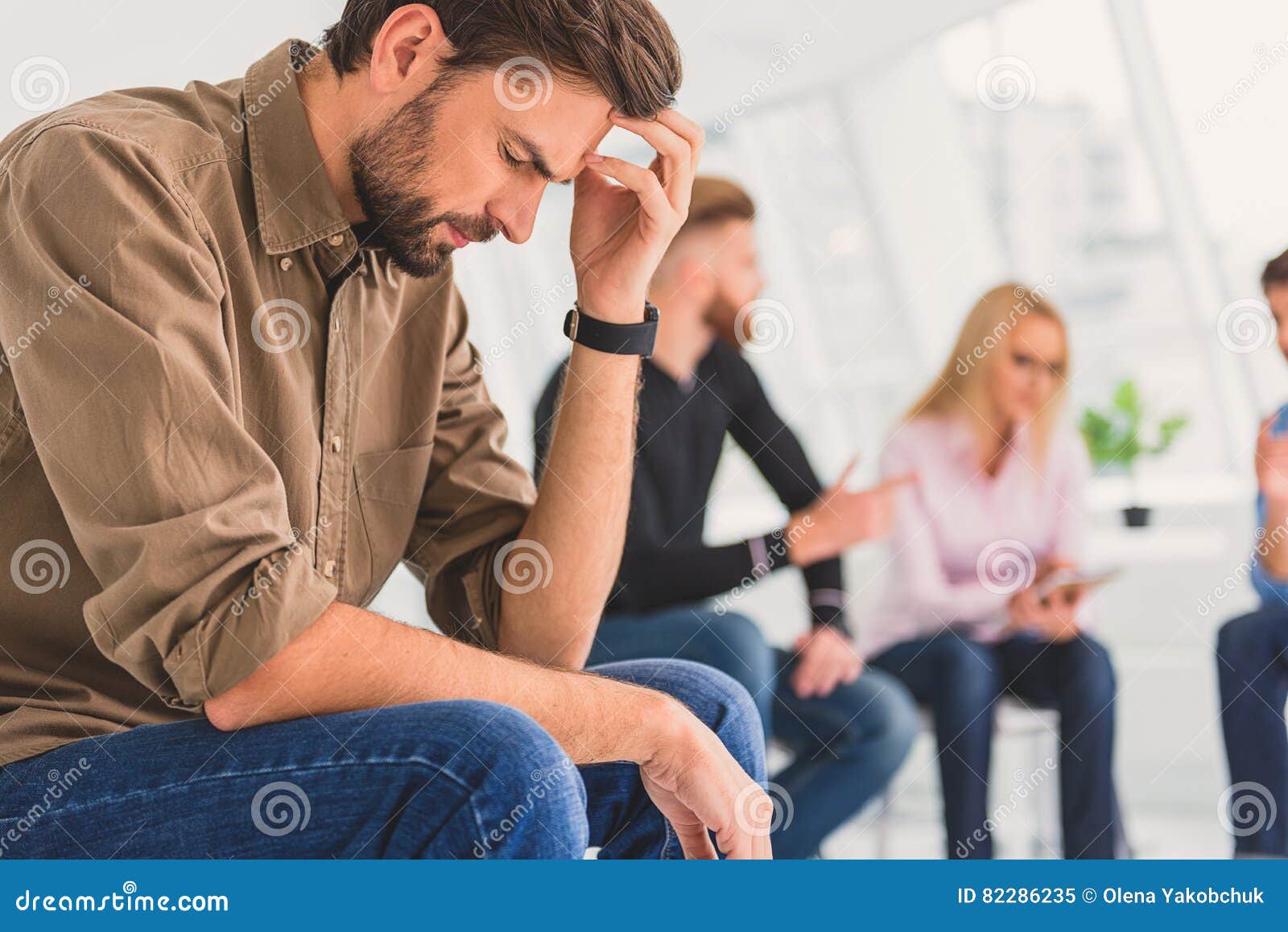 Homem Extremamente Concentrado Que Pensa Tensamente Imagem de Stock ...