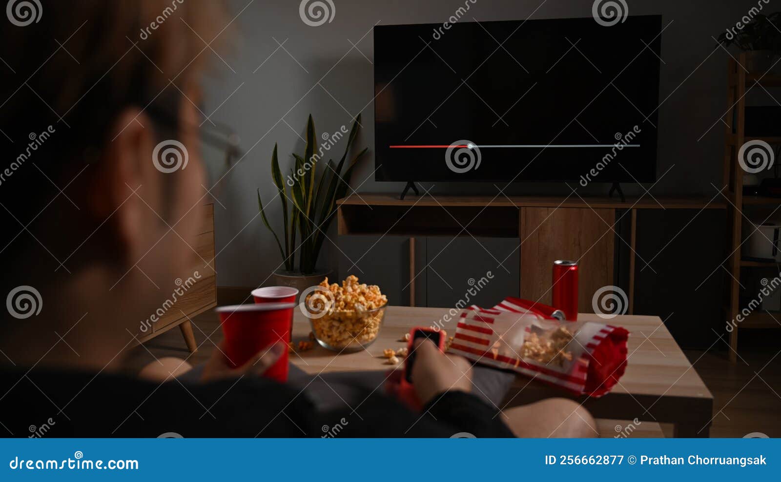 Homem Feliz Com Controle Remoto Comendo Pipoca E Assistindo Filme Na ... Homem Feliz Com Controle Remoto Comendo Pipoca E Assistindo Filme Na ...
