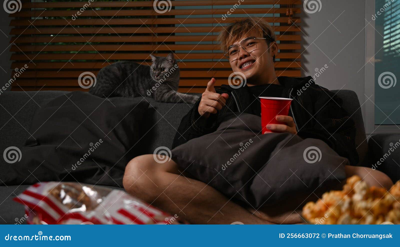 Homem Feliz Com Controle Remoto Comendo Pipoca E Assistindo Filme Na ... Homem Feliz Com Controle Remoto Comendo Pipoca E Assistindo Filme Na ...