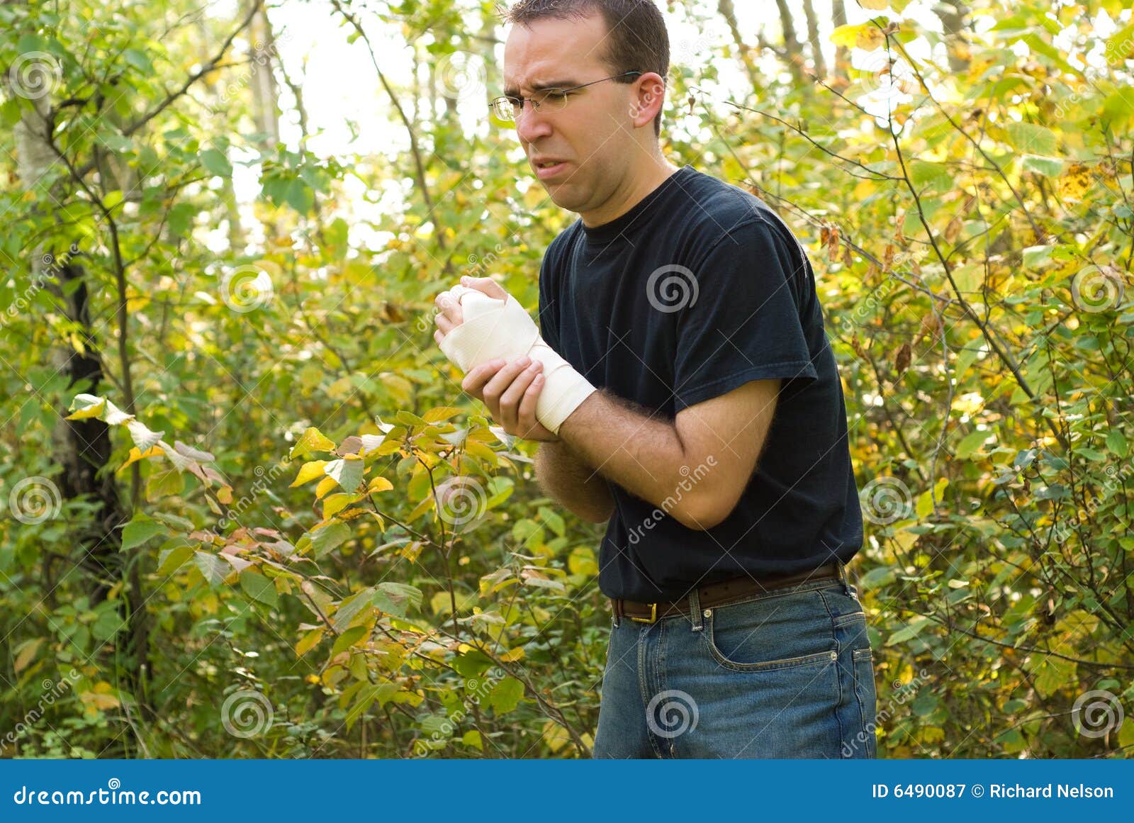 Homem ferido imagem de stock. Imagem de cuidado, posse - 6490087