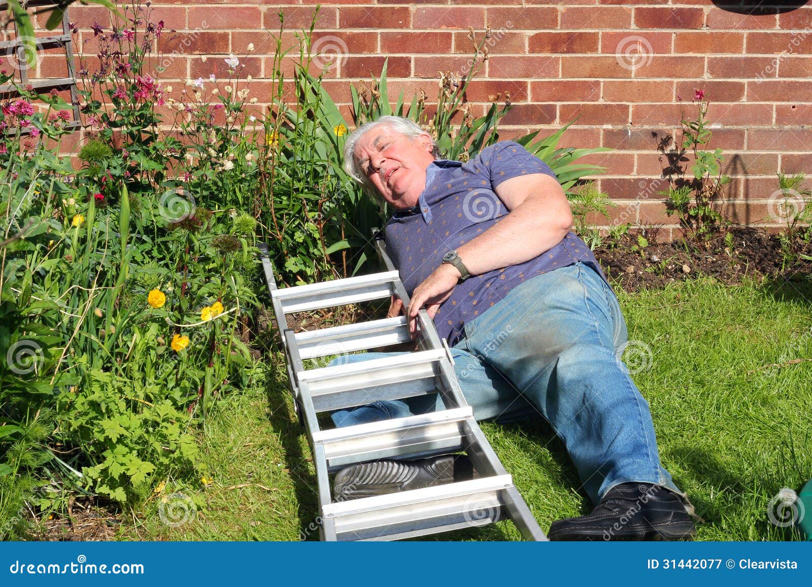 Homem Ferido Após a Queda De Uma Escada. Imagem de Stock - Imagem de ...