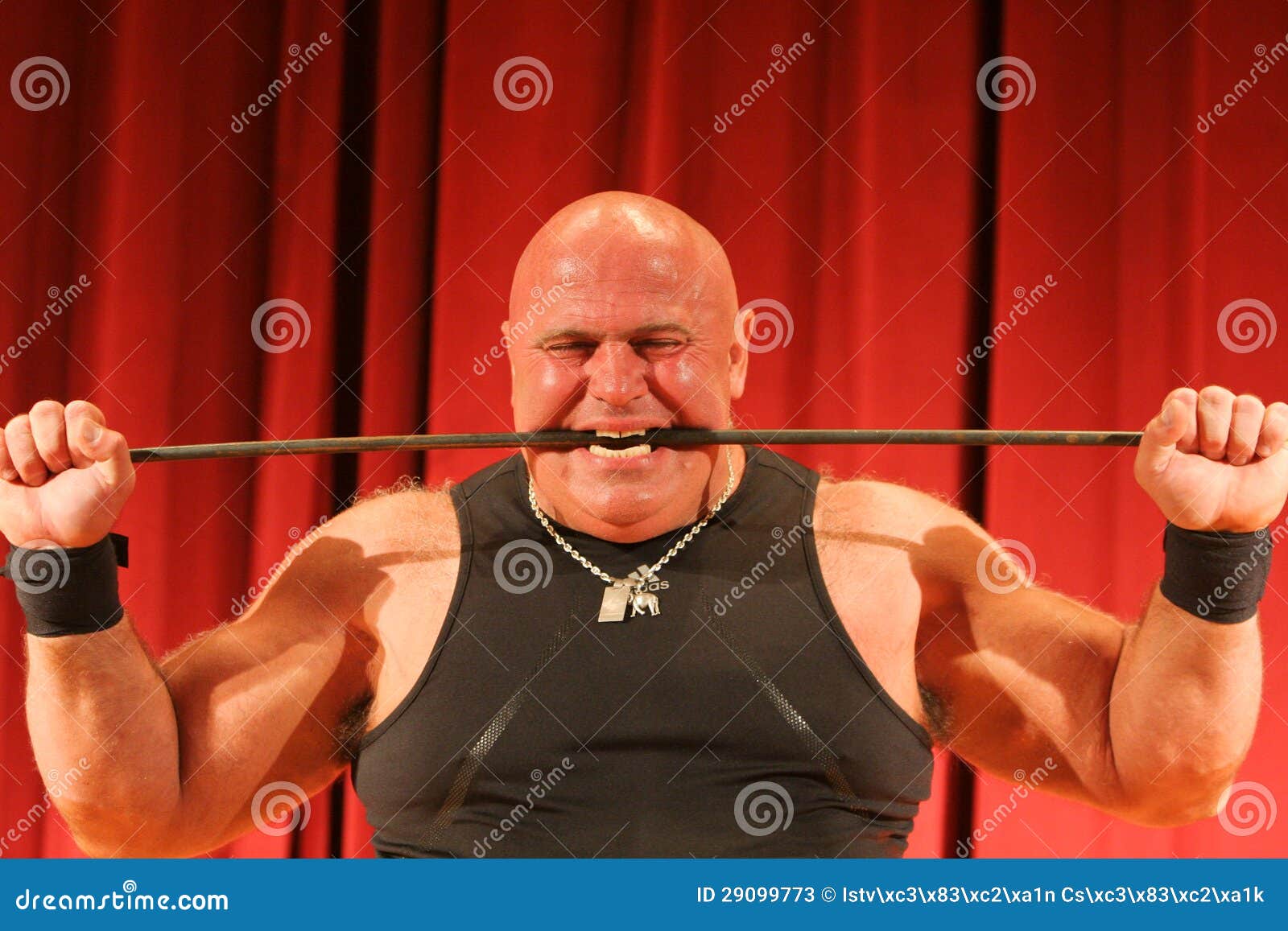 Homem forte foto de stock editorial. Imagem de abdominal - 29099773