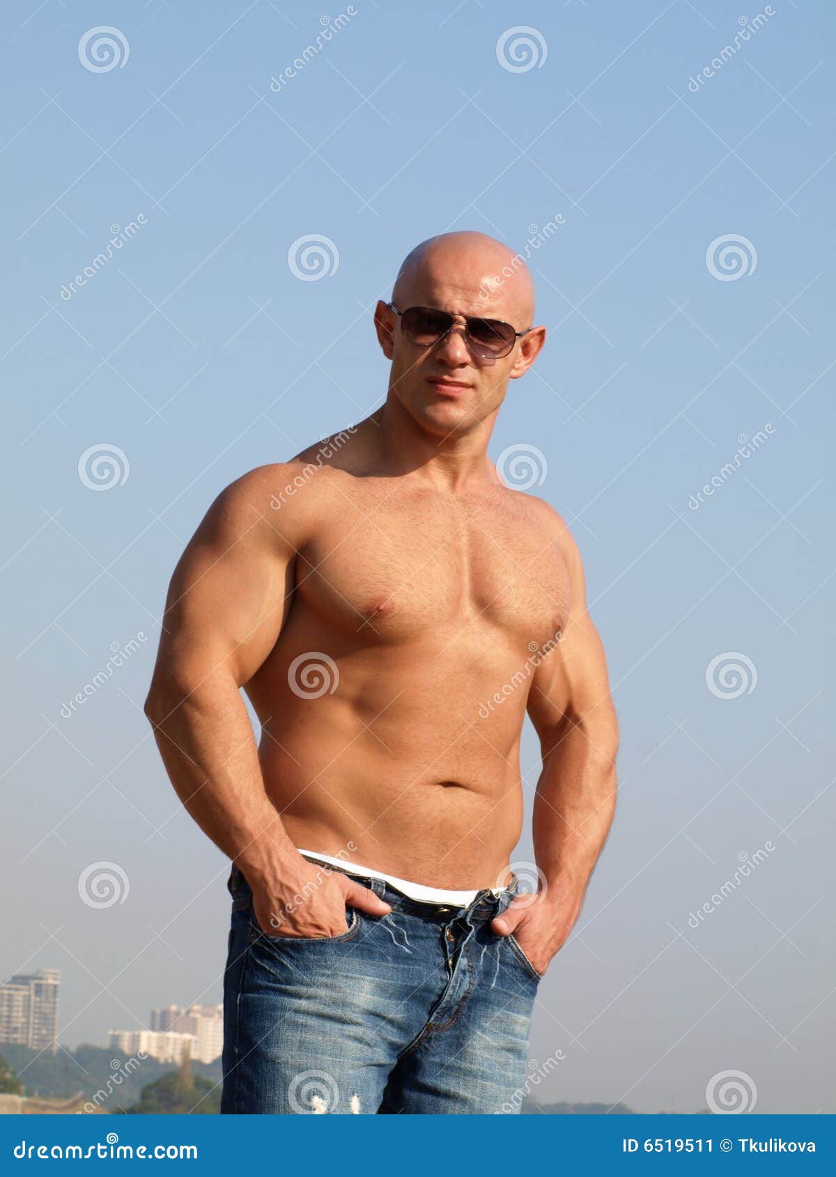 Homem forte com torso nu imagem de stock. Imagem de esporte - 6519511
