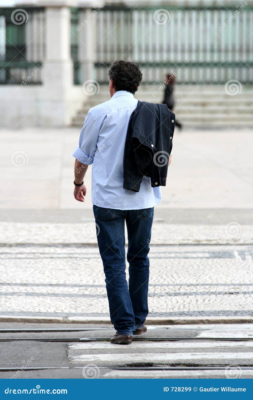 Homem Fresco Que Anda Na Rua Imagem de Stock - Imagem de lifestyle ...