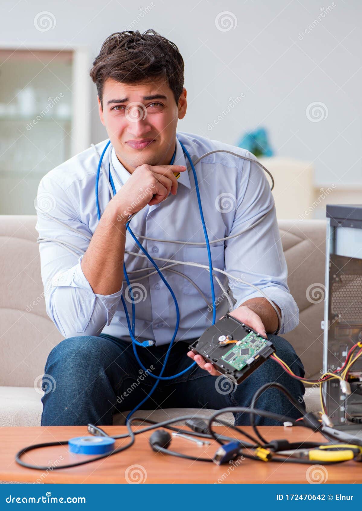 Homem Frustrado Com Computador Pc Quebrado Foto de Stock - Imagem de ...