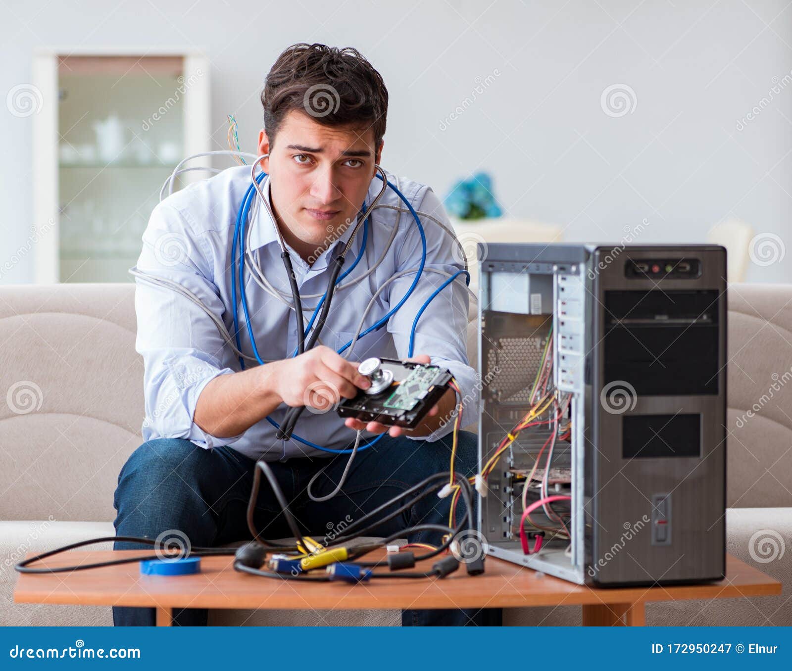 Homem Frustrado Com Computador Pc Quebrado Imagem de Stock - Imagem de ...