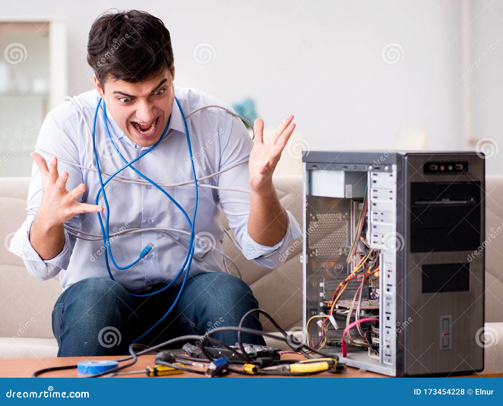 Homem Frustrado Com Computador Pc Quebrado Foto de Stock - Imagem de ...