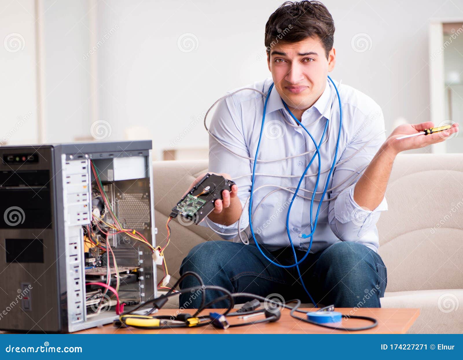 Homem Frustrado Com Computador Pc Quebrado Imagem de Stock - Imagem de ...
