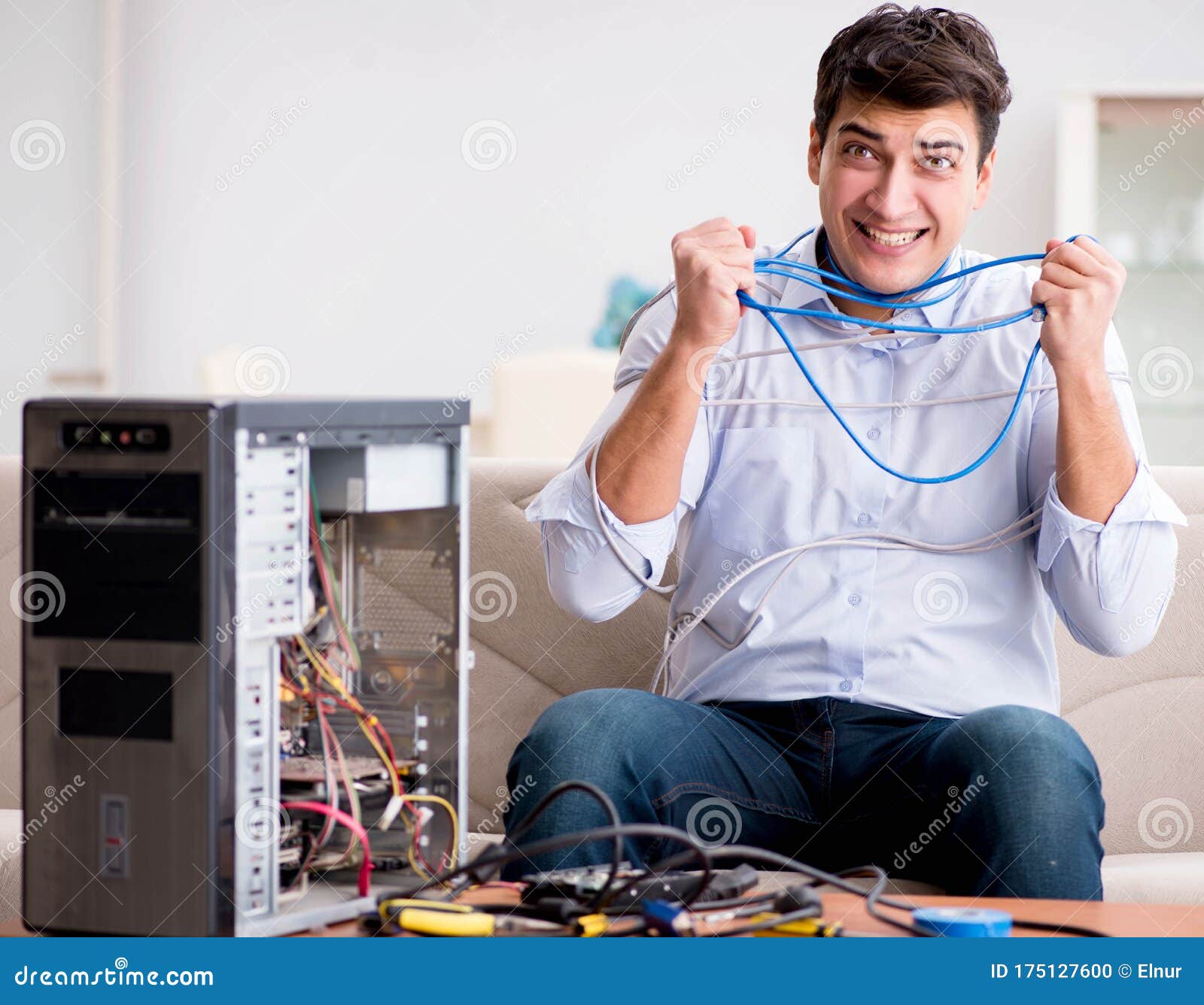 Homem Frustrado Com Computador Pc Quebrado Foto de Stock - Imagem de ...