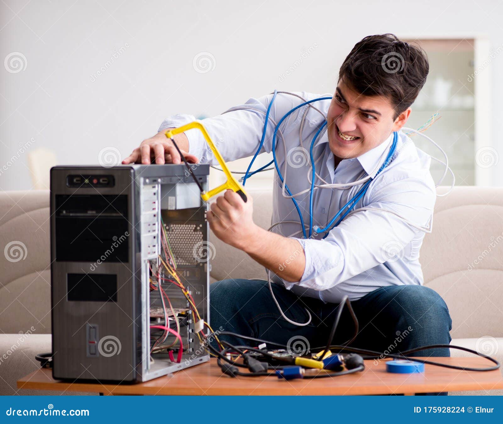 Homem Frustrado Com Computador Pc Quebrado Foto de Stock - Imagem de ...
