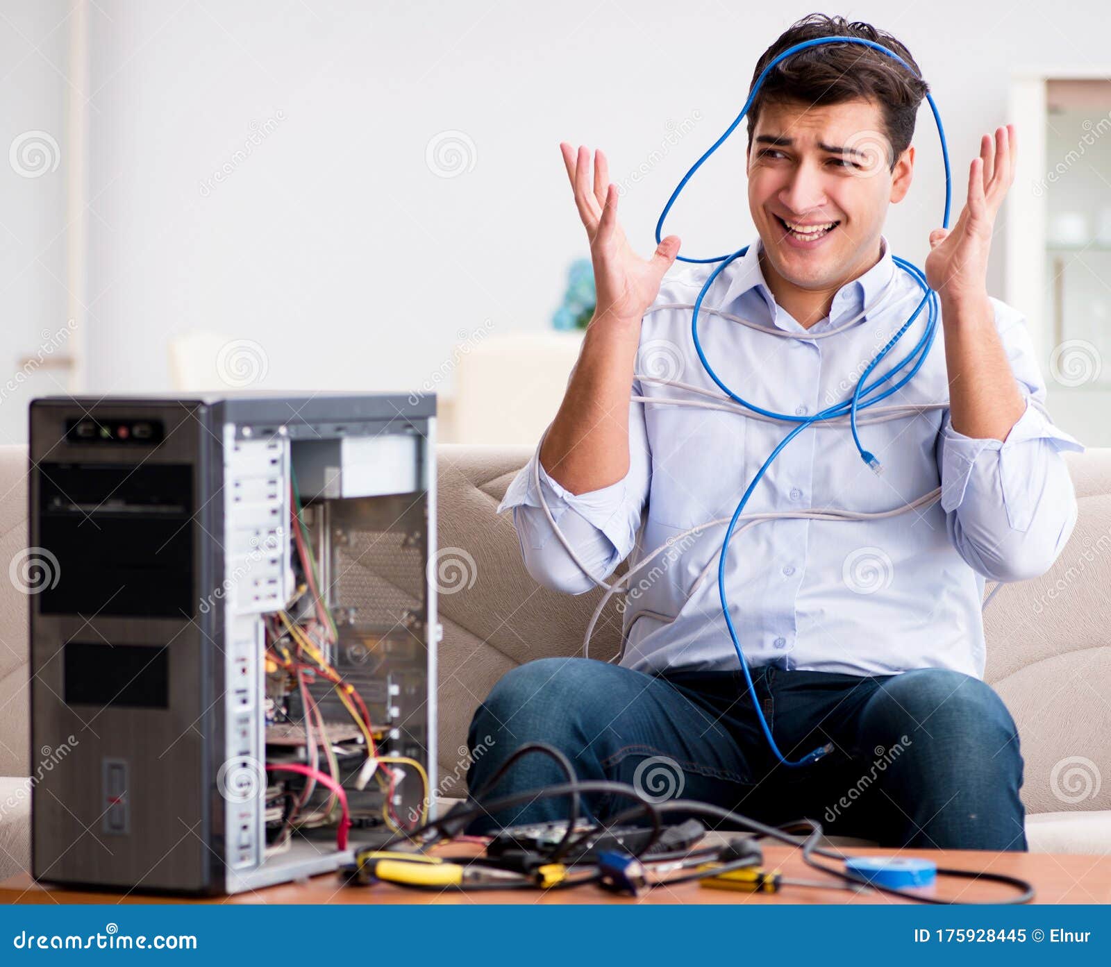 Homem Frustrado Com Computador Pc Quebrado Imagem de Stock - Imagem de ...