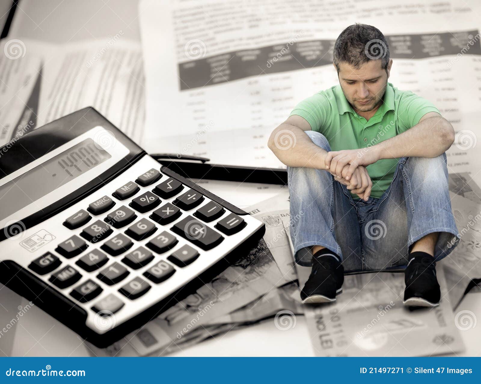 Homem Frustrado Sobre Contas Imagem de Stock - Imagem de derrota ...