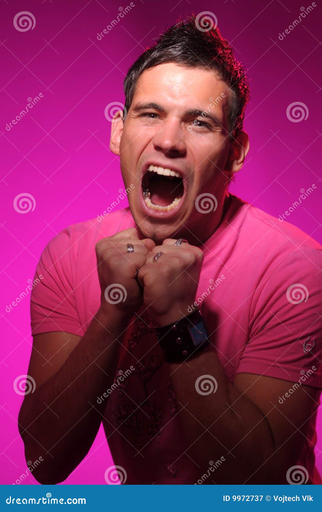 Homem gritando novo imagem de stock. Imagem de encantador - 9972737