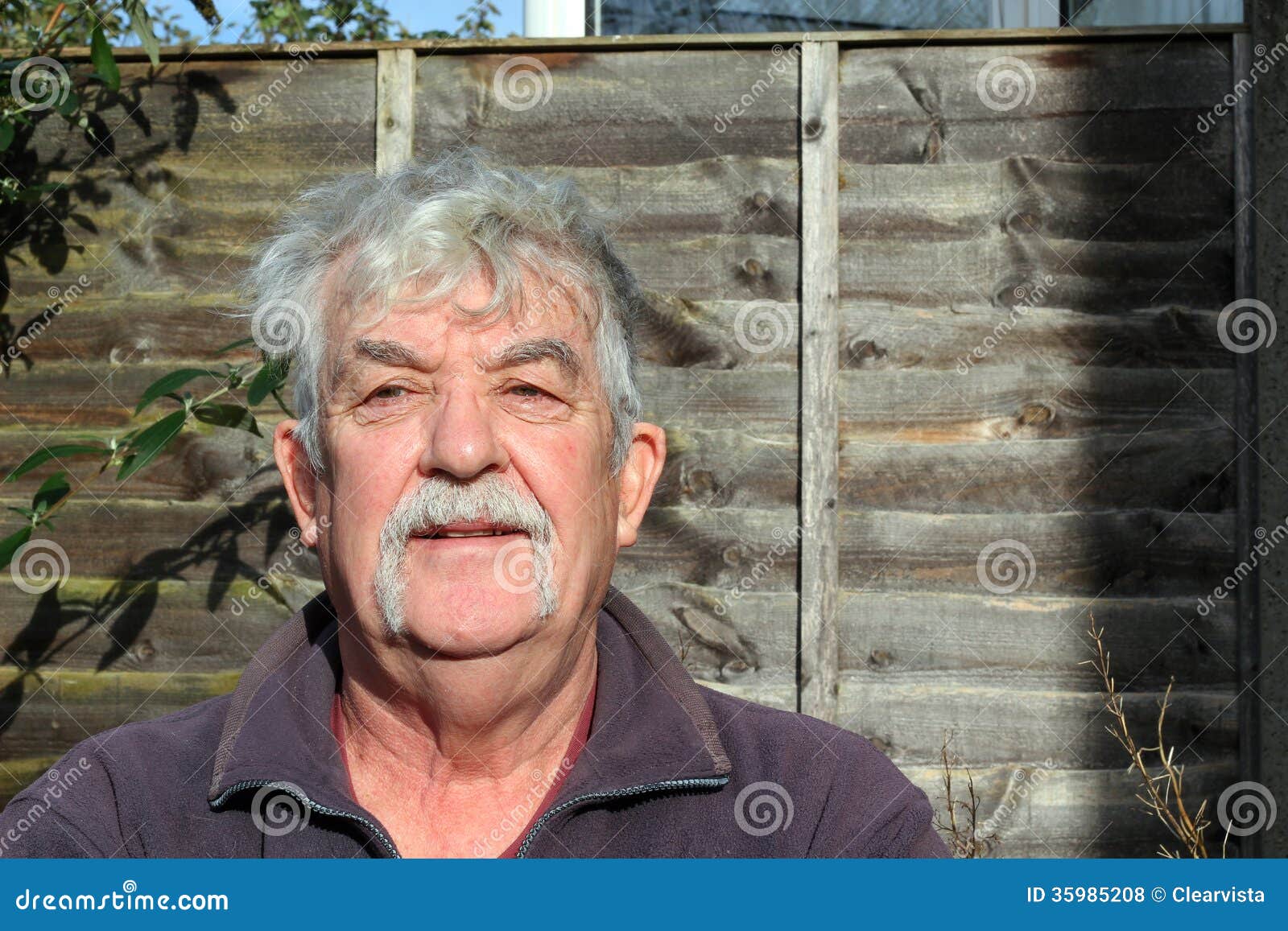 Homem Idoso Com Sorriso Do Bigode Ou Do Bigode. Foto de Stock - Imagem ...
