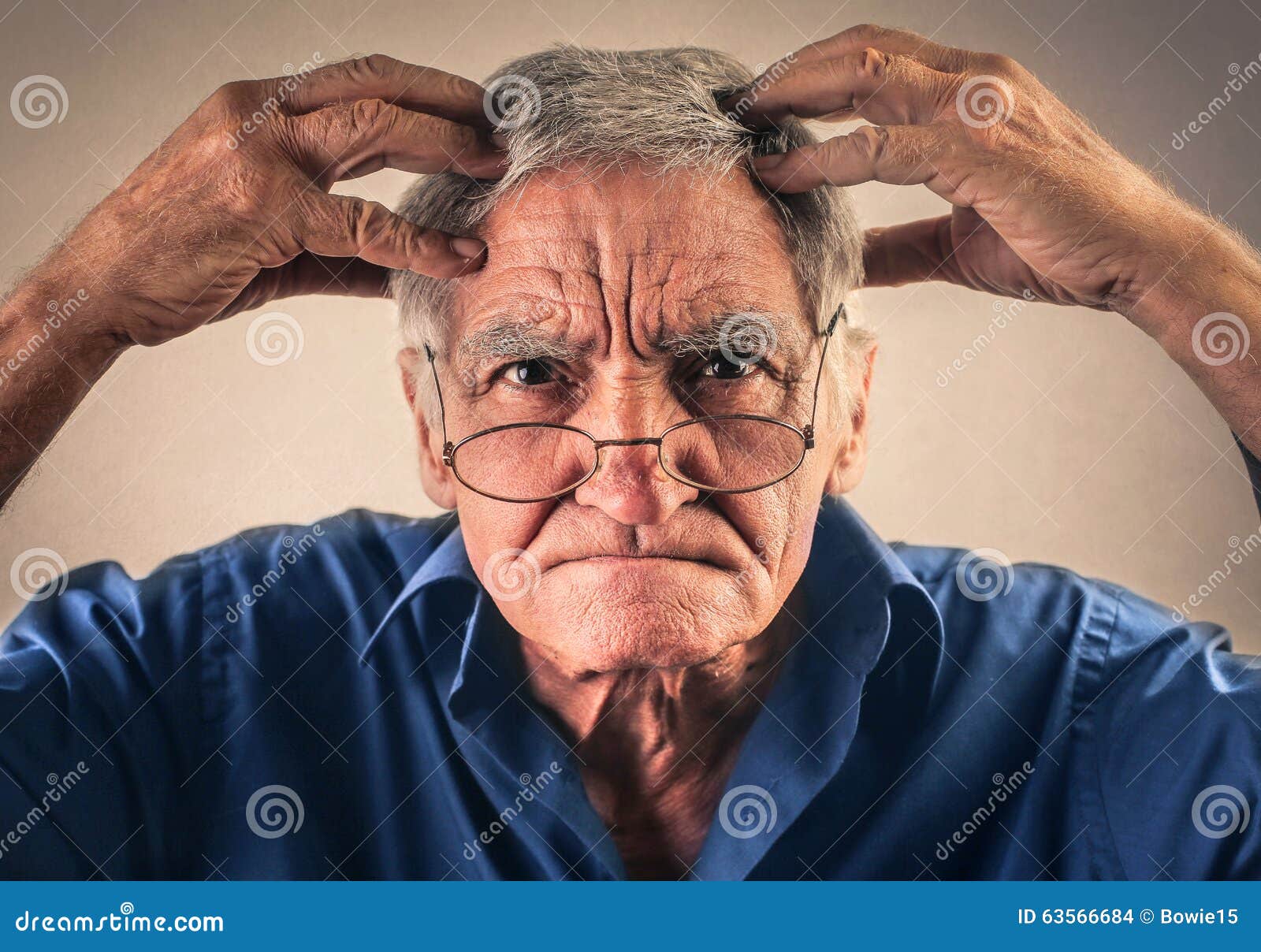 Homem idoso confuso foto de stock. Imagem de pense, confuso - 63566684