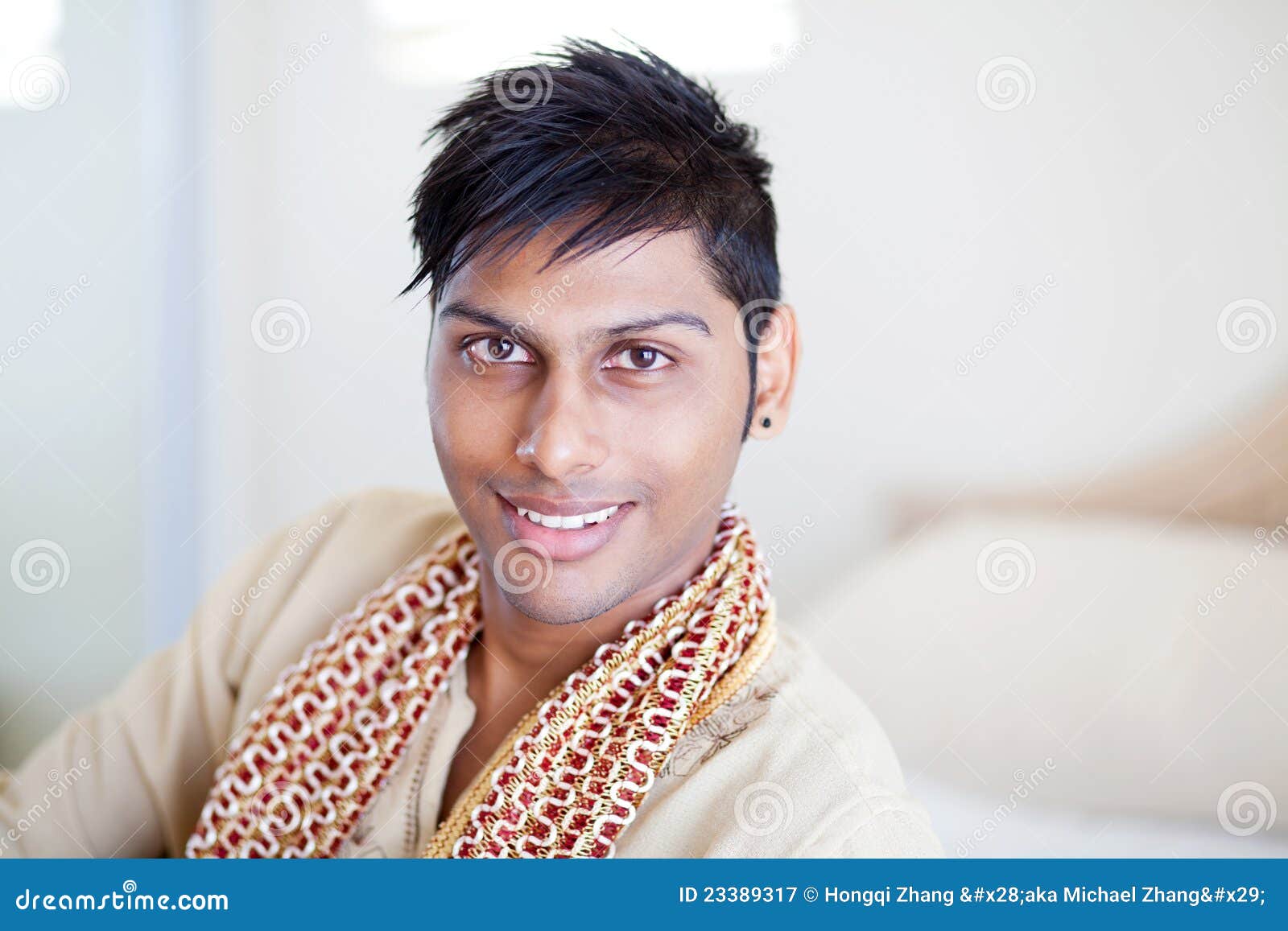 Homem indiano imagem de stock. Imagem de brilhante, relaxado - 23389317
