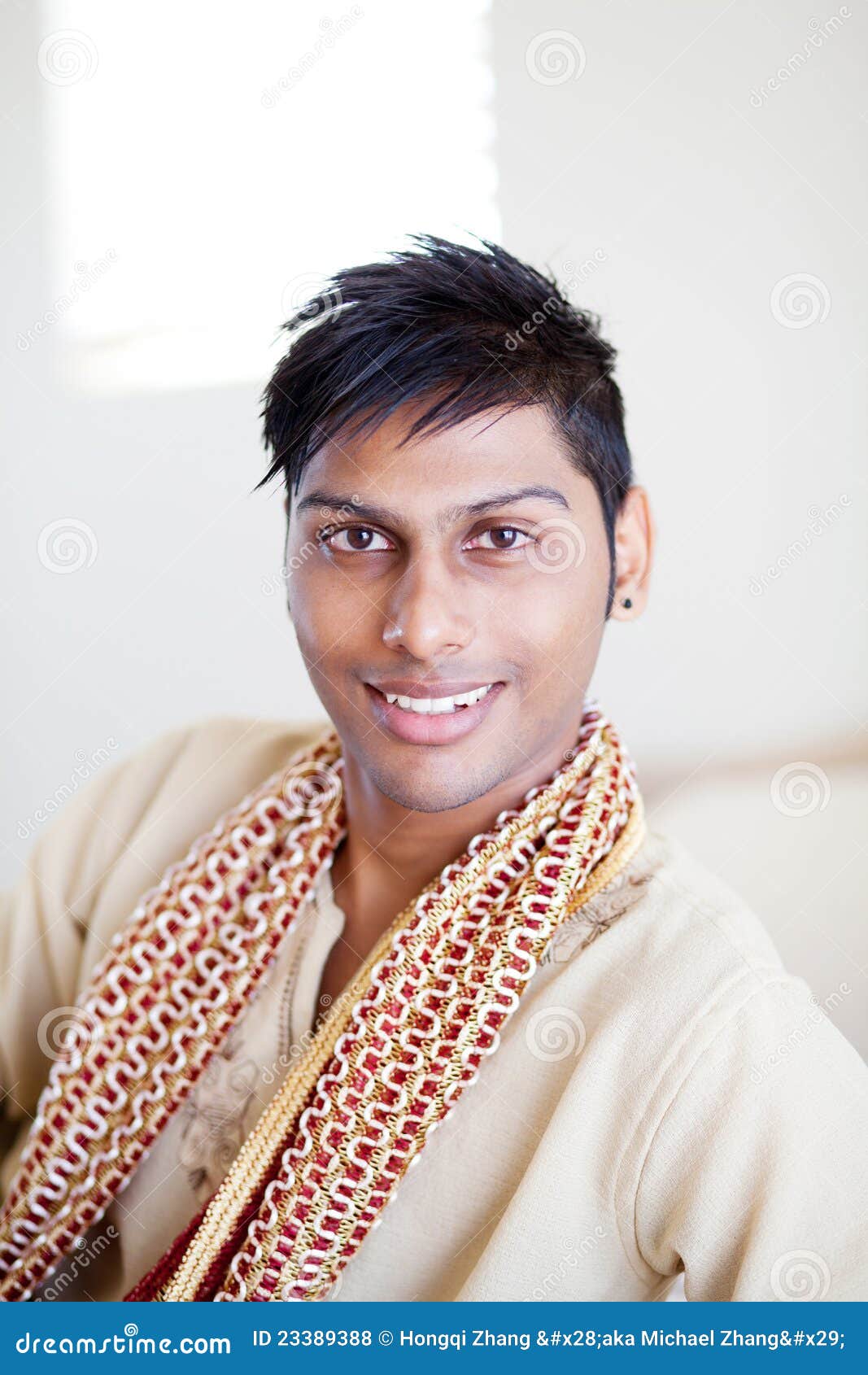 Homem indiano novo foto de stock. Imagem de menino, leve - 23389388