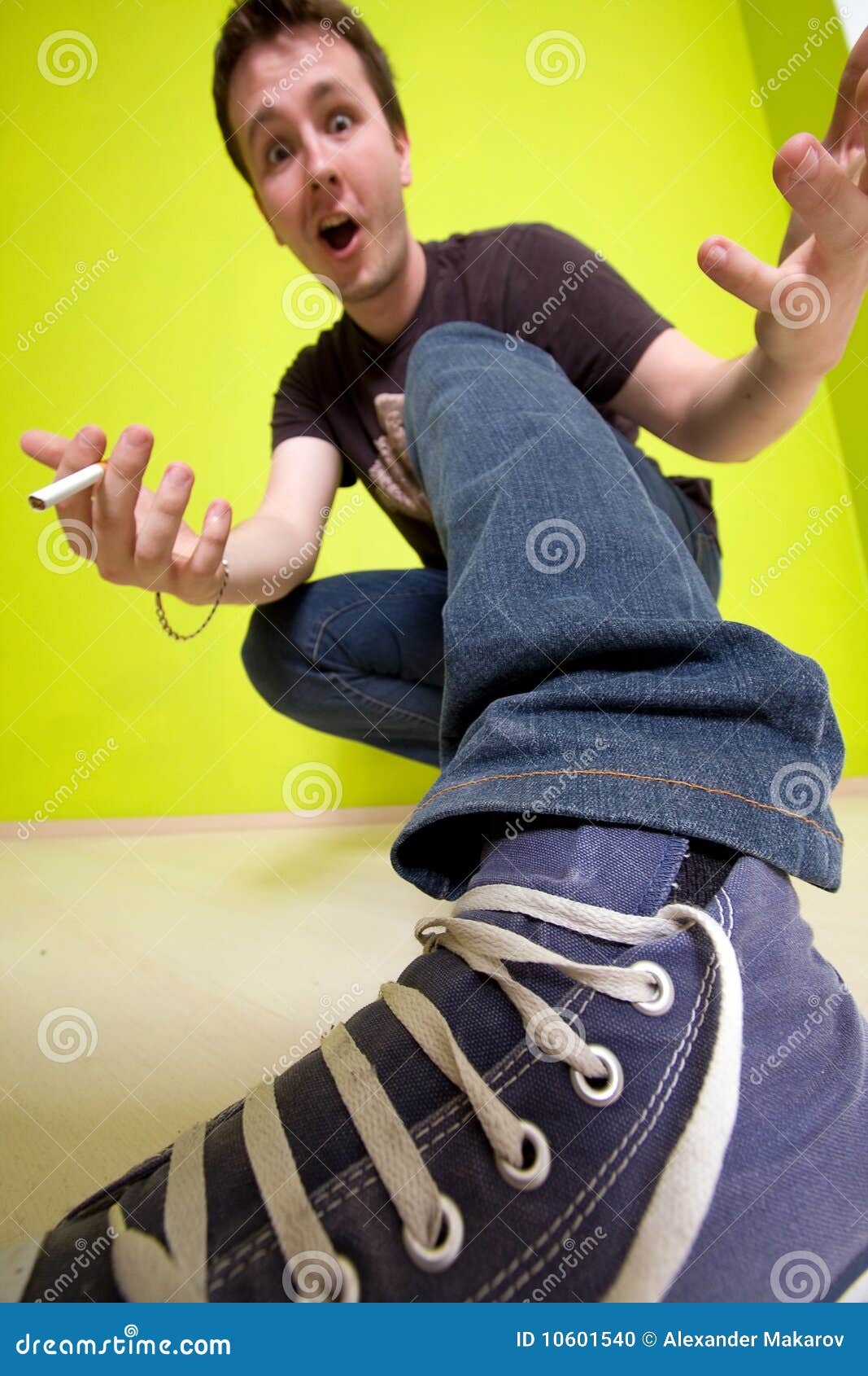 Homem inquieto foto de stock. Imagem de assoalho, sujo - 10601540