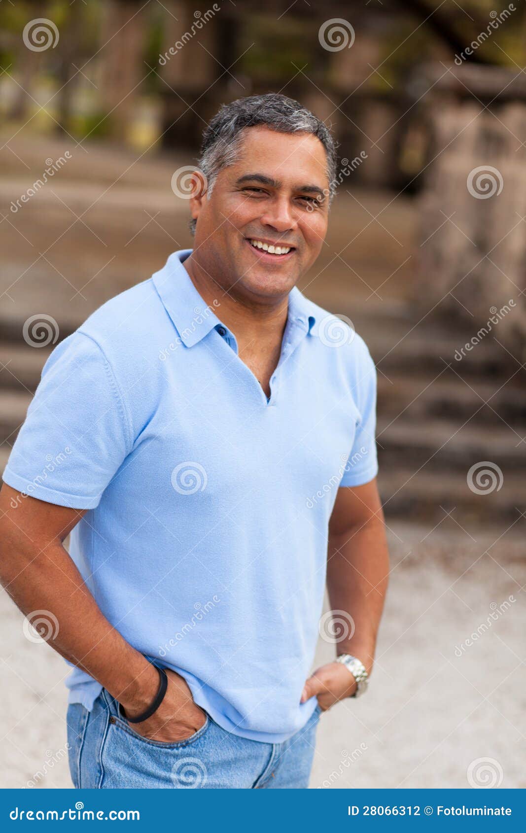 Homem Latino-americano Consider?vel Foto de Stock - Imagem de cruzado ...