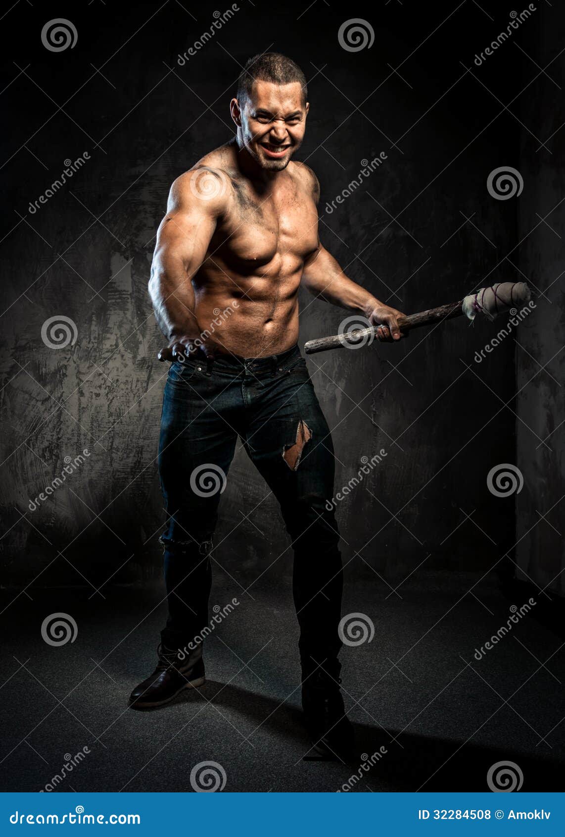 Homem Muscular Que Guarda a Tocha Foto de Stock - Imagem de poderoso ...