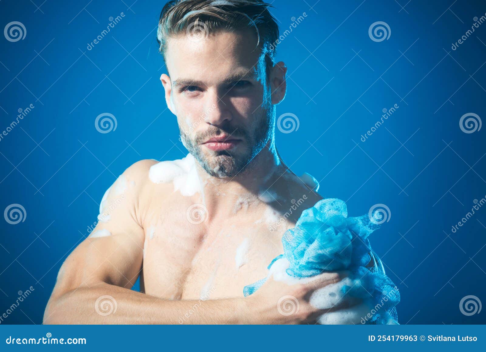 Foto De Homem Tomando Banho Foto De Homem Tomando Banho