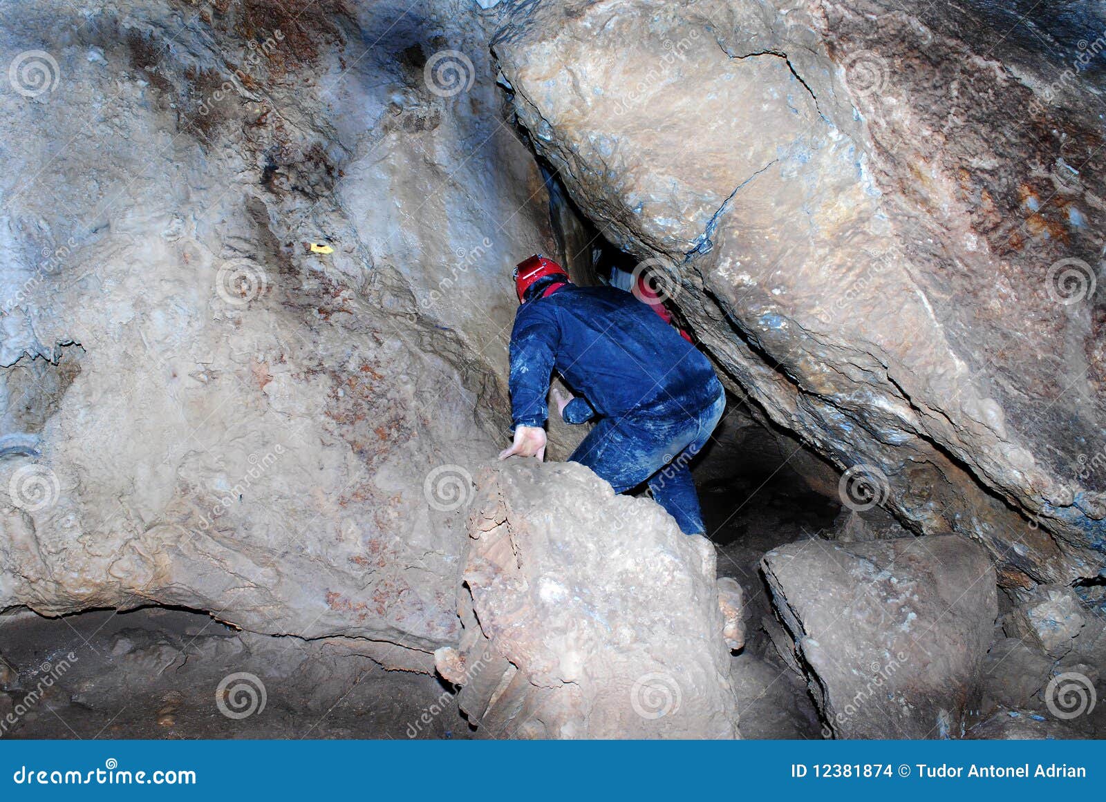 Homem na caverna foto de stock. Imagem de rastejamento - 12381874