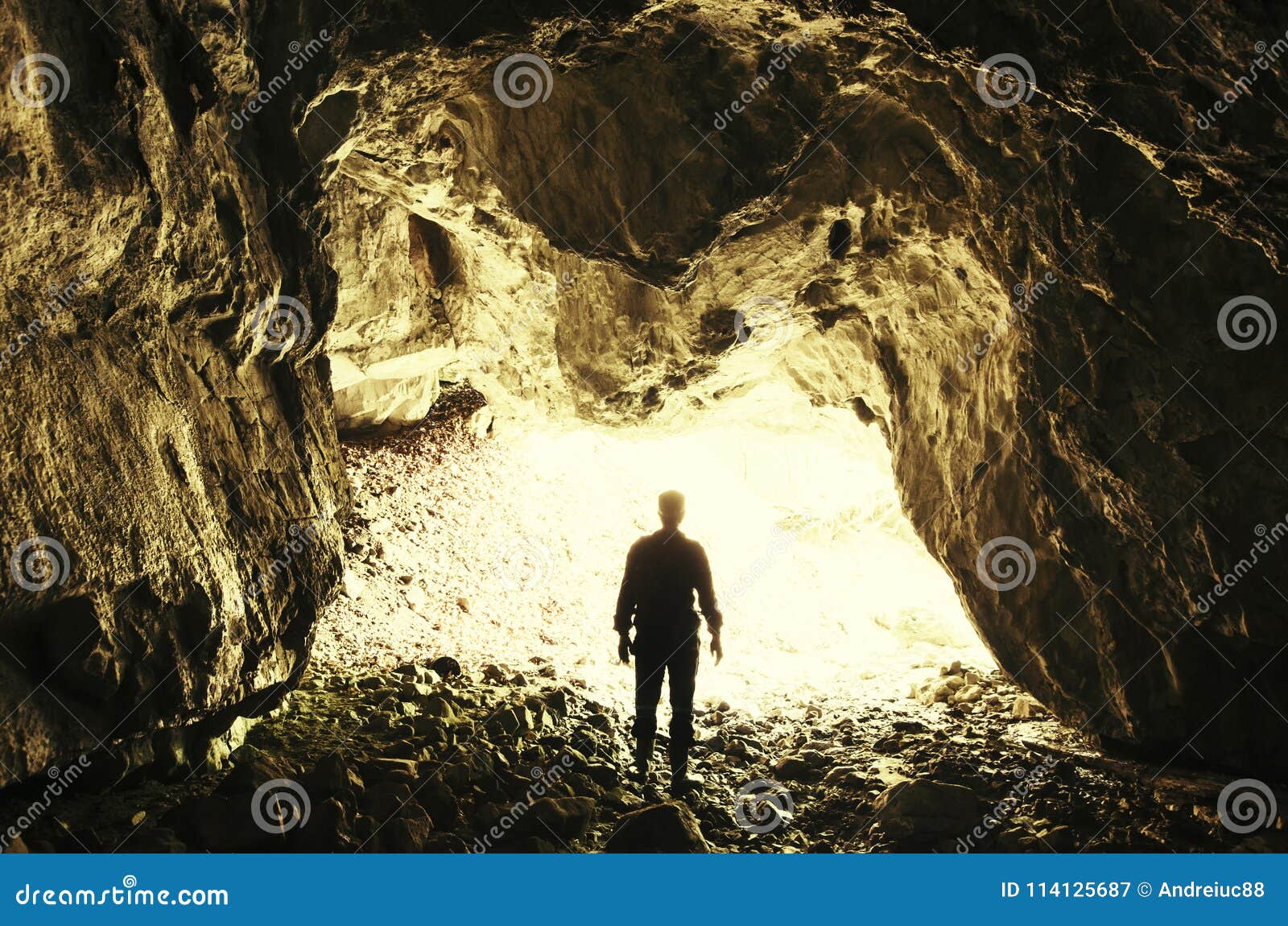 Homem Na Entrada Da Caverna Com Luz Brilhante Imagem de Stock - Imagem ...