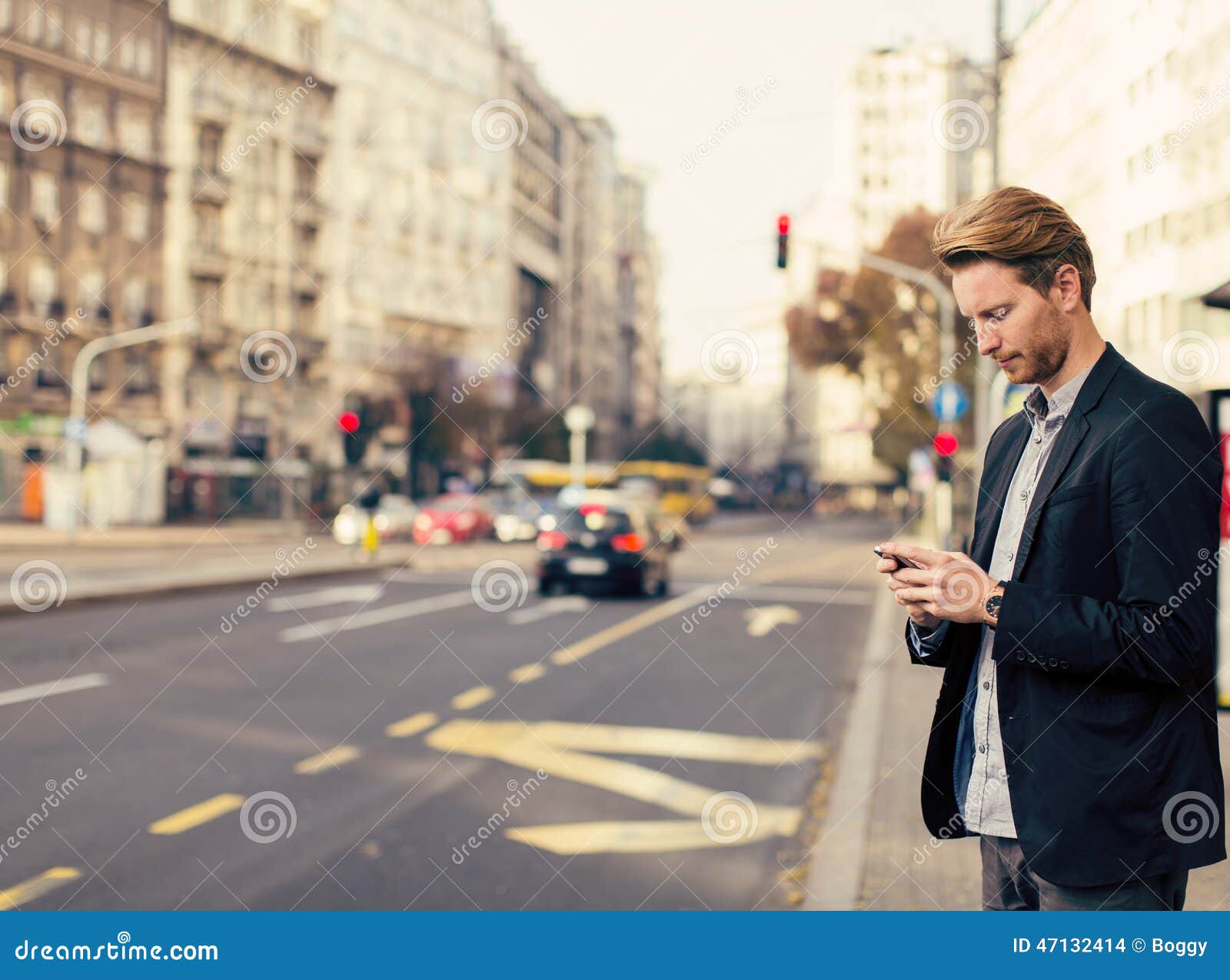 Homem Na Rua Com Telefone Celular Foto de Stock - Imagem de estar ...