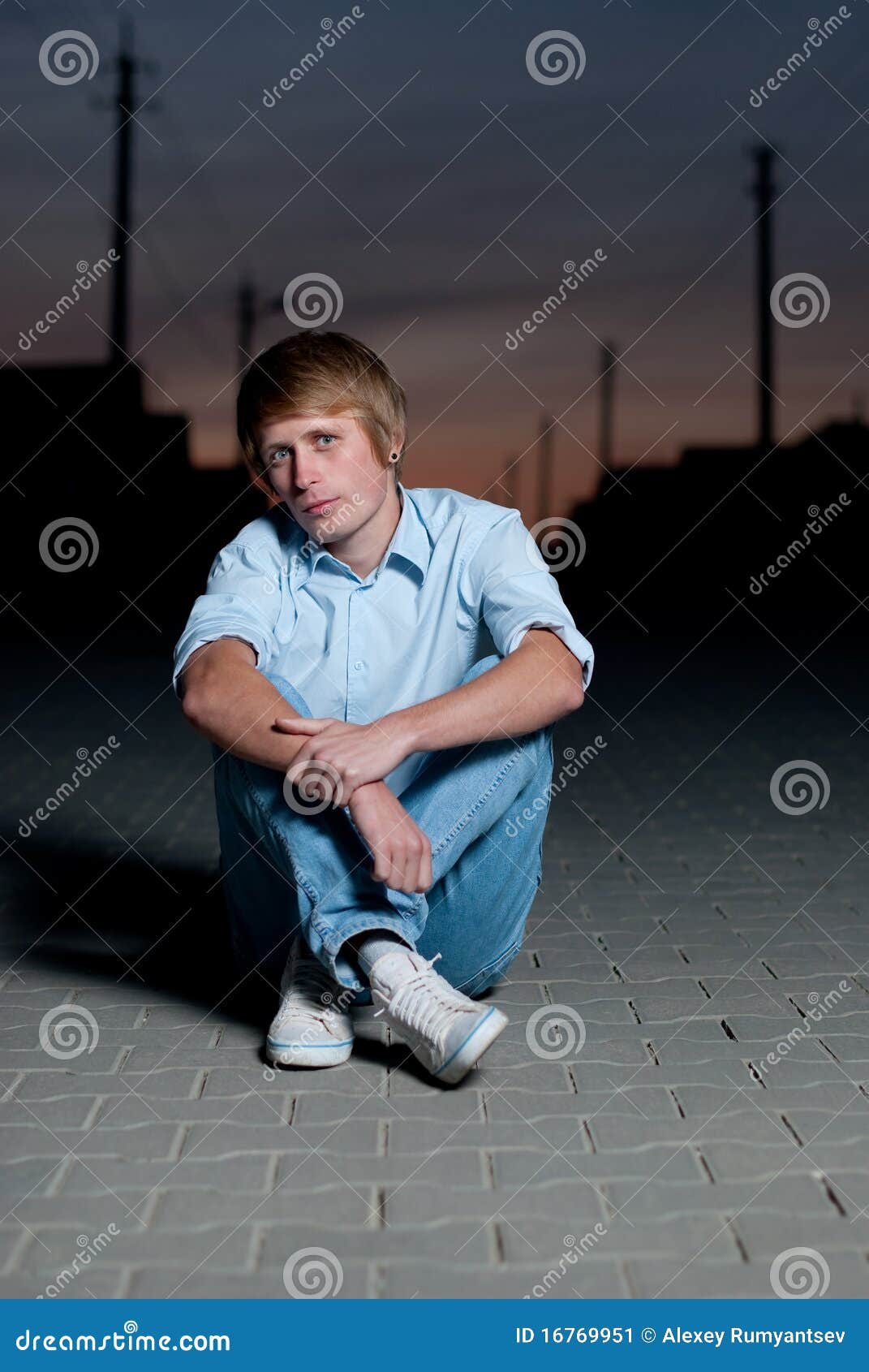 Homem na rua do por do sol imagem de stock. Imagem de olhar - 16769951