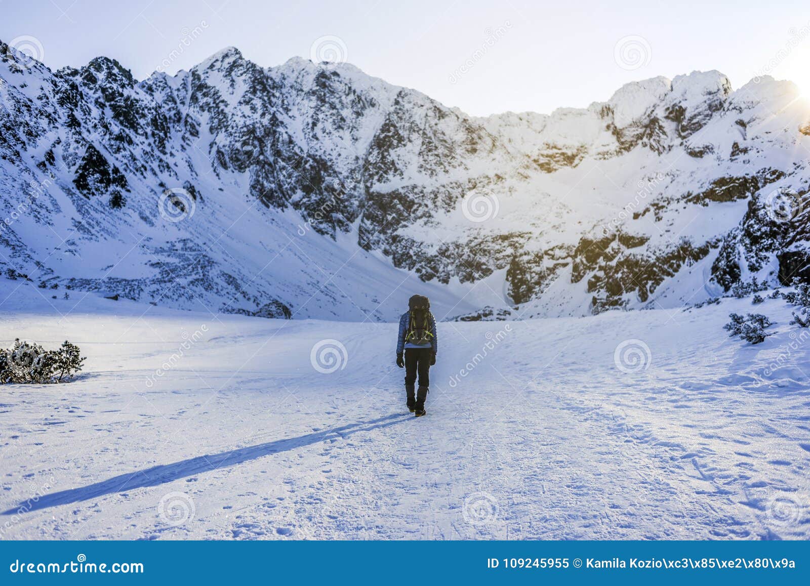 Homem Nas Montanhas Paisagem Da Montanha Do Inverno, Montanhas De Tatra ... Homem Nas Montanhas Paisagem Da Montanha Do Inverno, Montanhas De Tatra ...