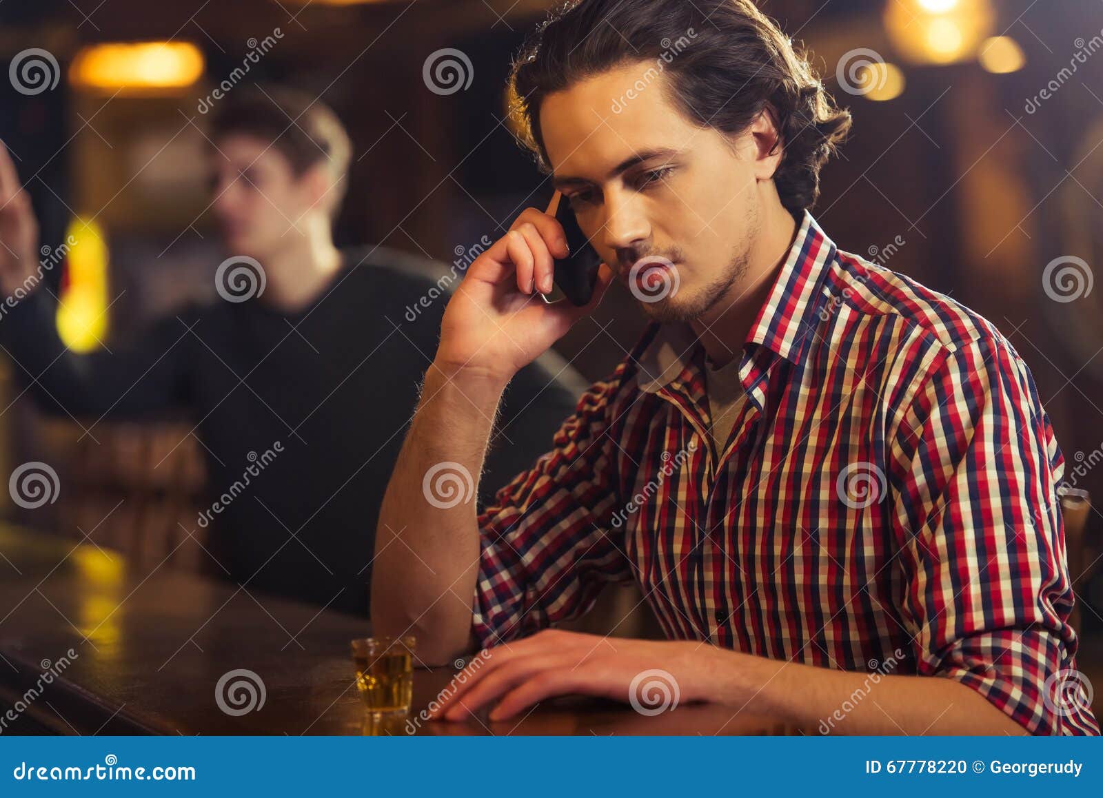 Homem no bar foto de stock. Imagem de esperto, caucasiano - 67778220