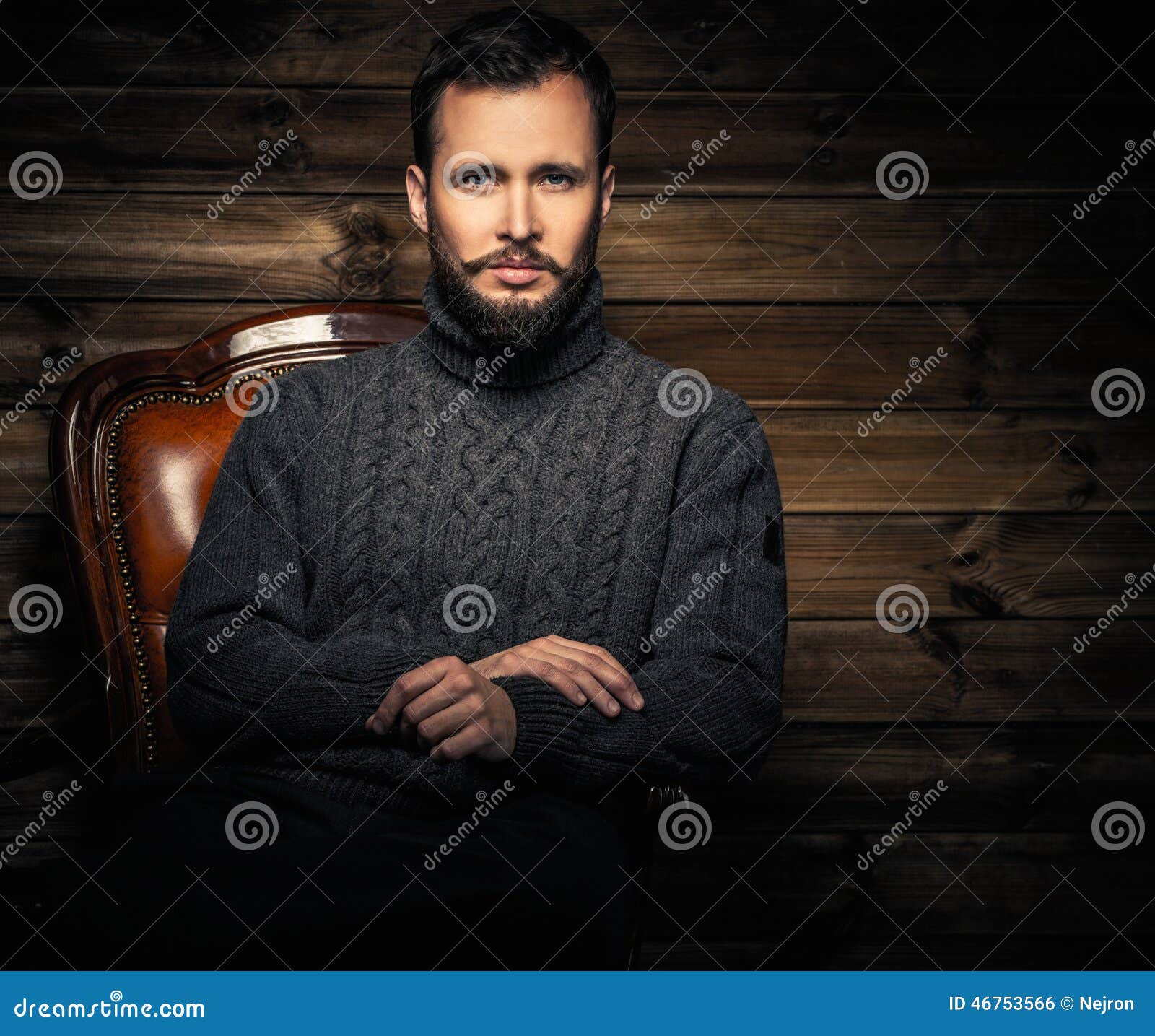 Homem No Interior Rural De Madeira Da Casa Foto de Stock - Imagem de ...