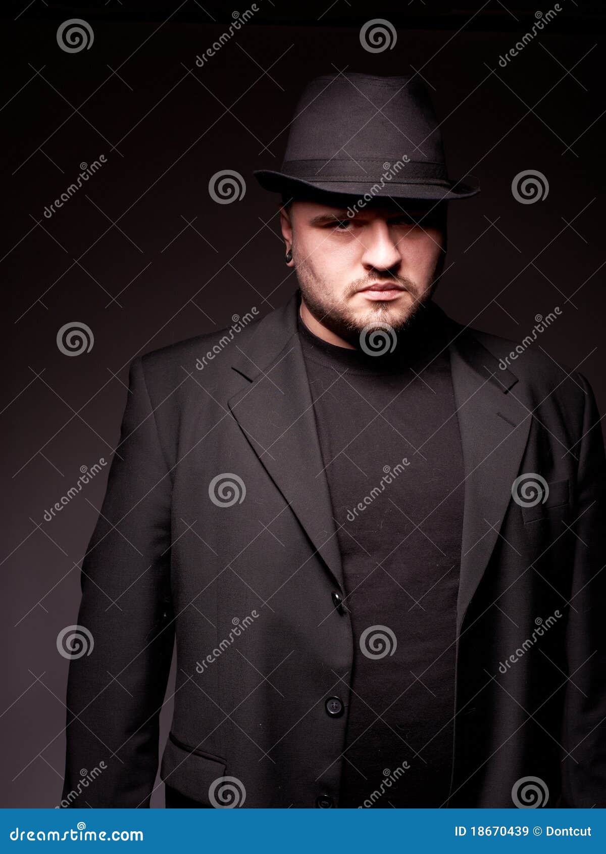 Homem no preto. imagem de stock. Imagem de humano, estar - 18670439