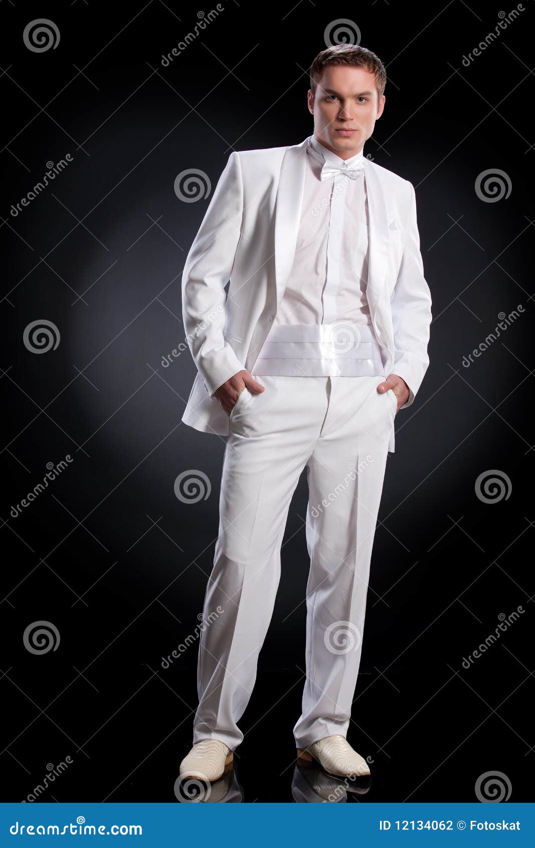 Homem no smoking branco foto de stock. Imagem de caucasiano - 12134062