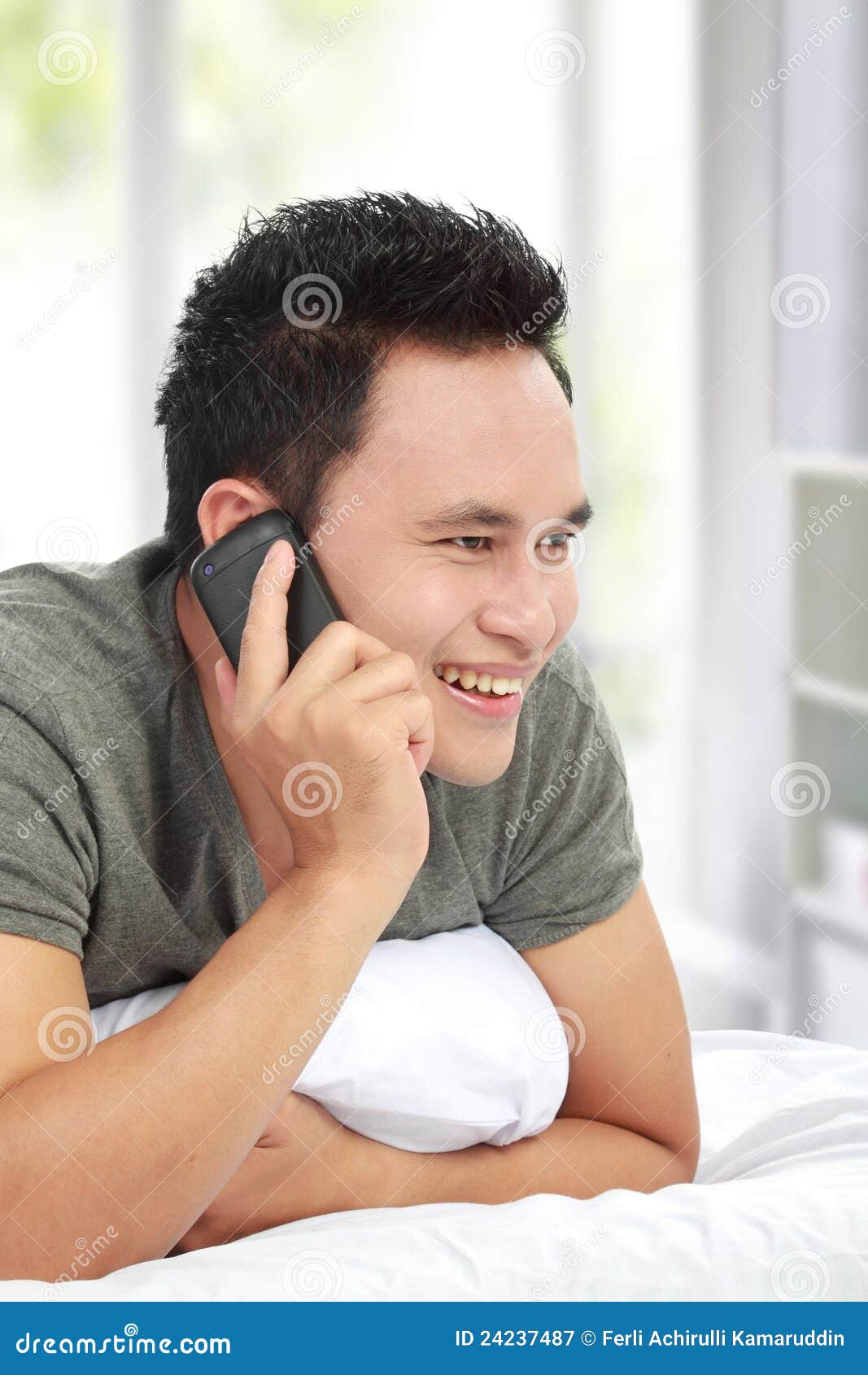 Homem no telefone imagem de stock. Imagem de chamada - 24237487