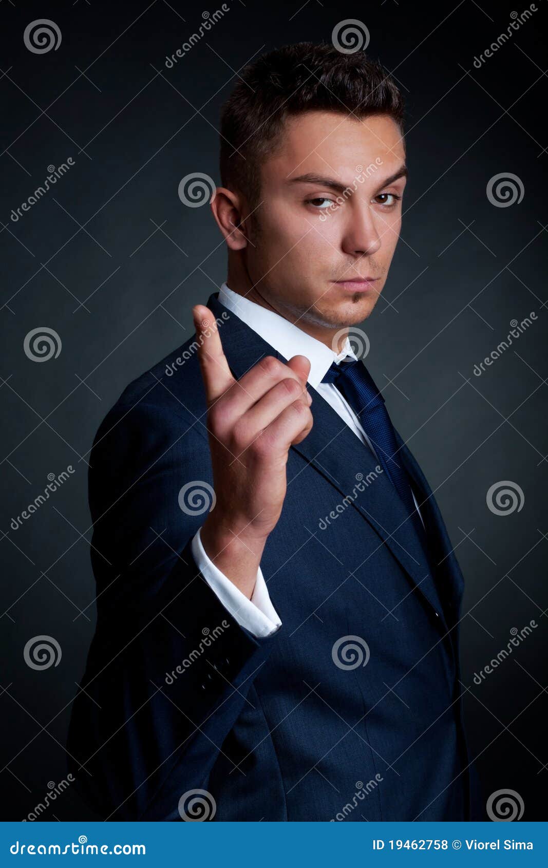 Homem No Terno Elegante Que Aponta O Dedo Foto de Stock - Imagem de ... Homem No Terno Elegante Que Aponta O Dedo Foto de Stock - Imagem de ...