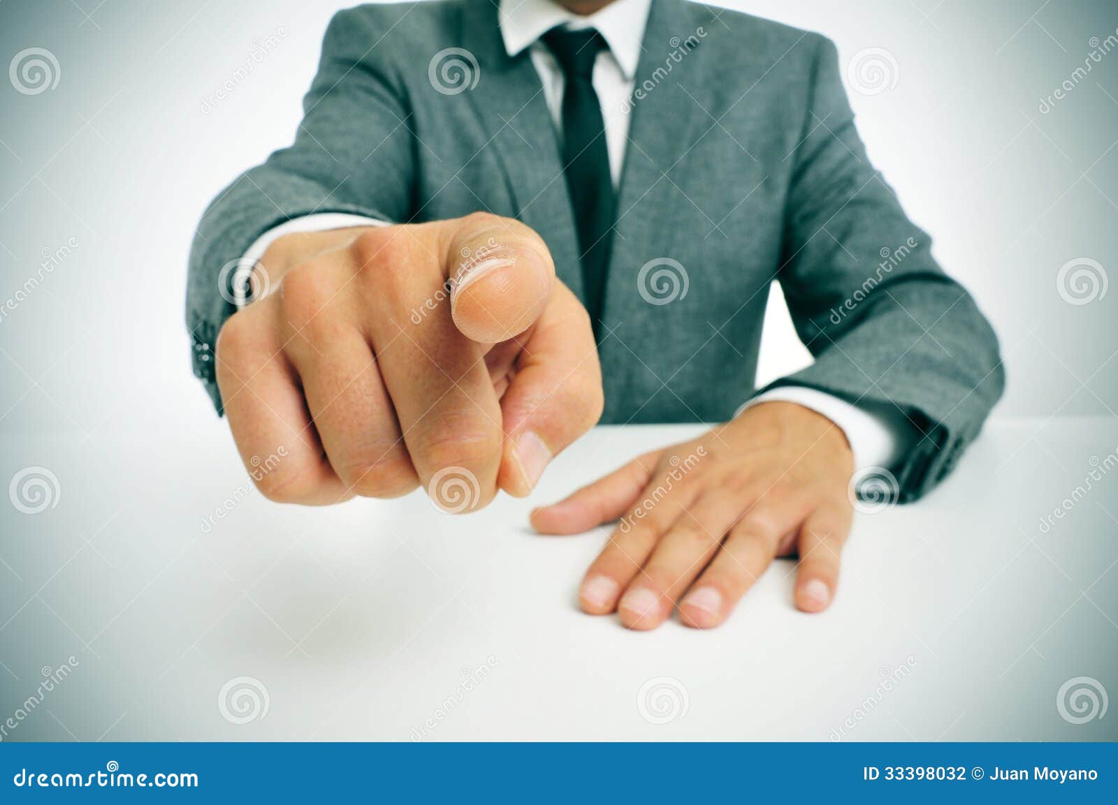 Homem No Terno Que Aponta O Dedo Foto de Stock - Imagem de ... Homem No Terno Que Aponta O Dedo Foto de Stock - Imagem de ...