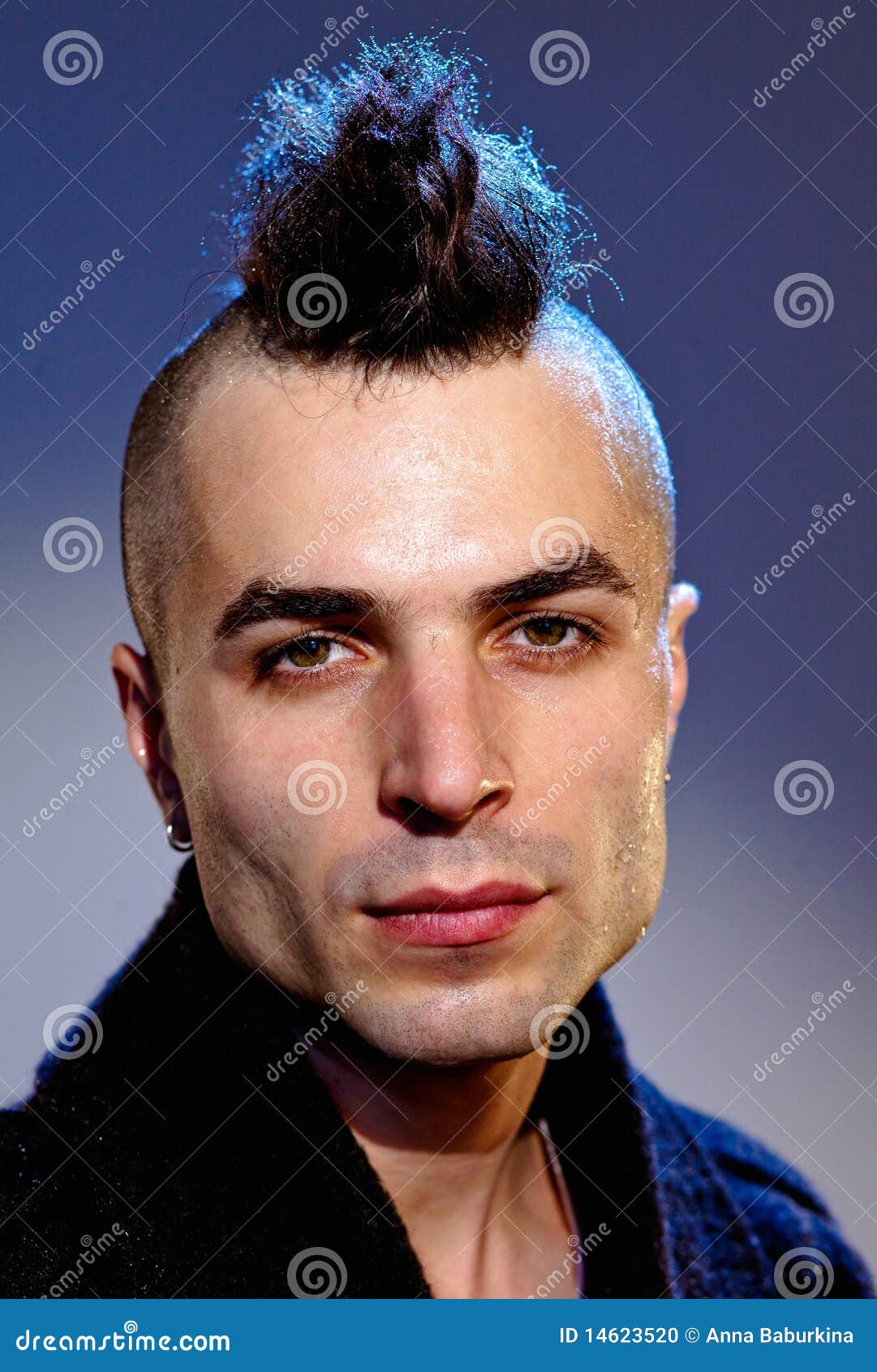 Homem Novo Com Estilo De Cabelo Moderno Foto de Stock - Imagem de ...
