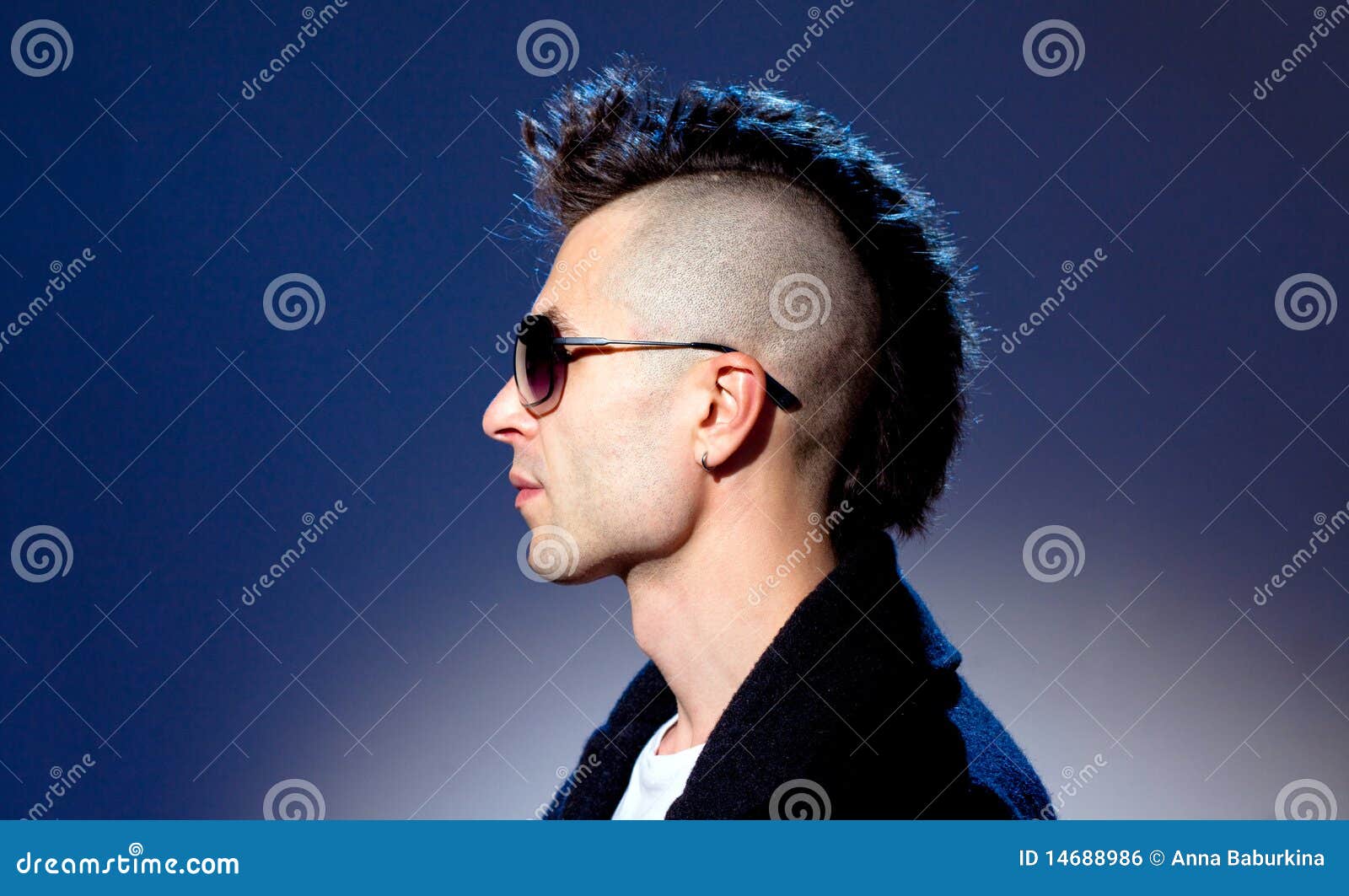 Homem Novo Com Estilo De Cabelo Moderno Foto de Stock - Imagem de ...