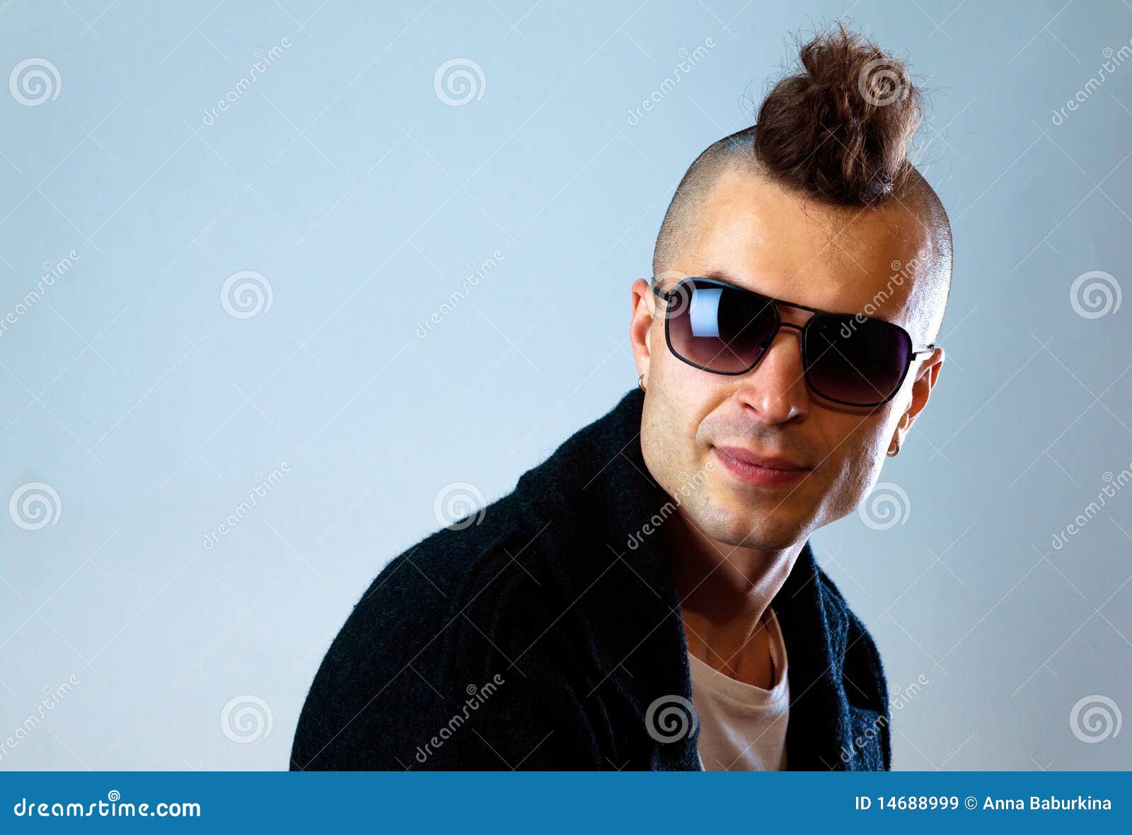 Homem Novo Com Estilo De Cabelo Moderno Imagem de Stock - Imagem de ...