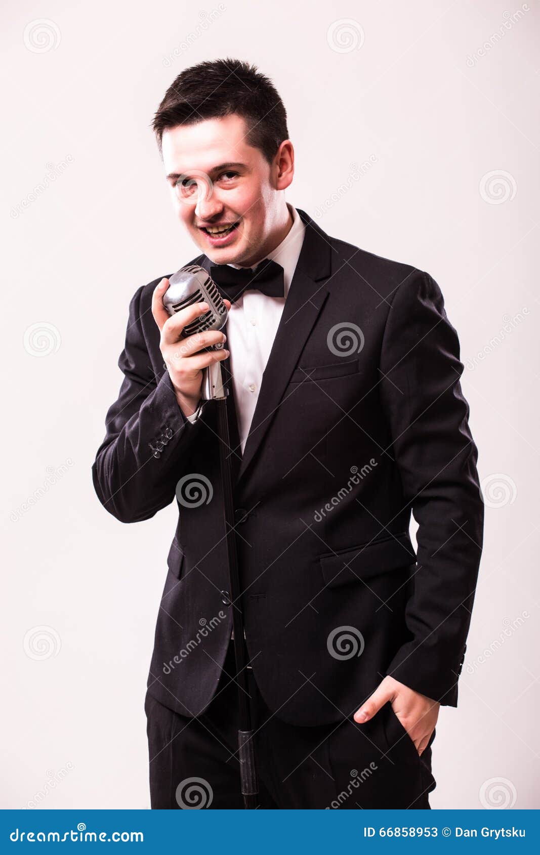 Homem Novo No Terno Que Canta Com O Microfone Imagem de Stock - Imagem ... Homem Novo No Terno Que Canta Com O Microfone Imagem de Stock - Imagem ...