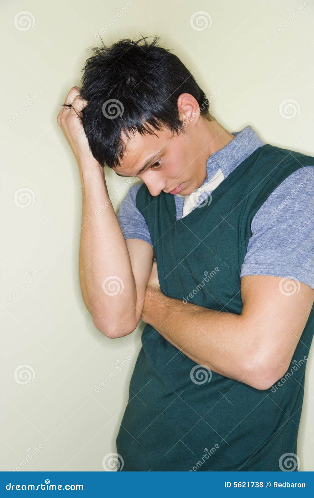 Homem novo preocupado foto de stock. Imagem de descida - 5621738